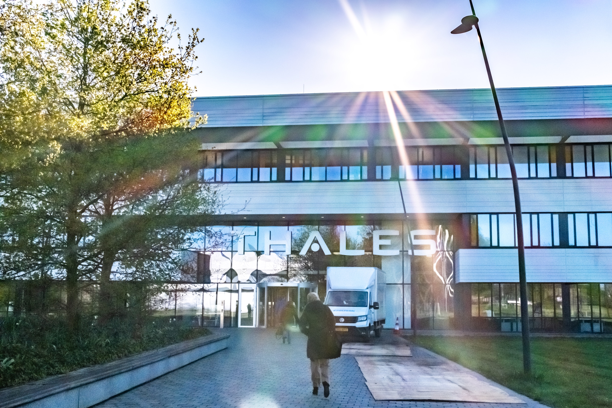 Defensie investeert in Thales om zichzelf van radarsystemen te ...