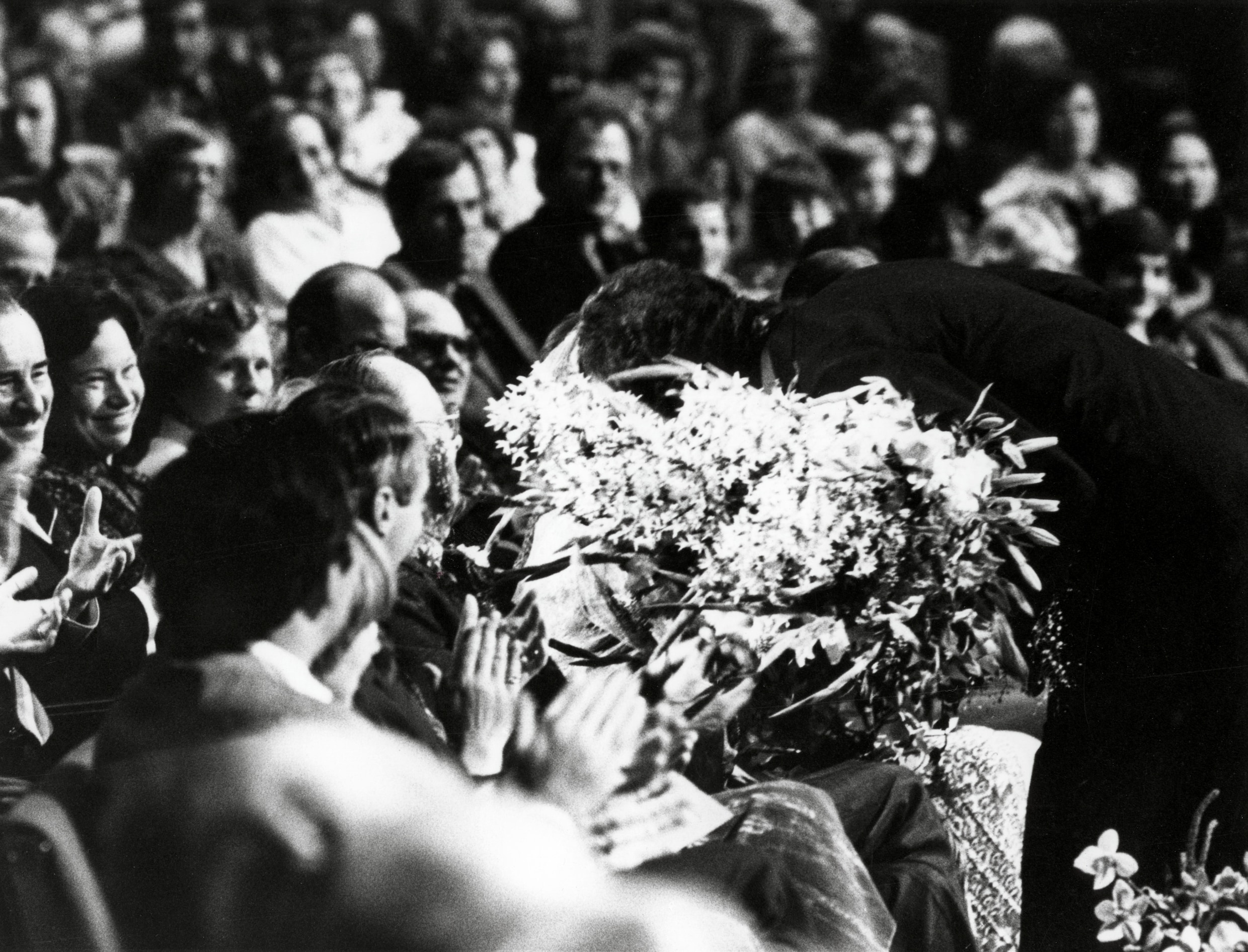 Een kus van Jos Brink en een lofzang door kinderen: de 70ste verjaardag ...
