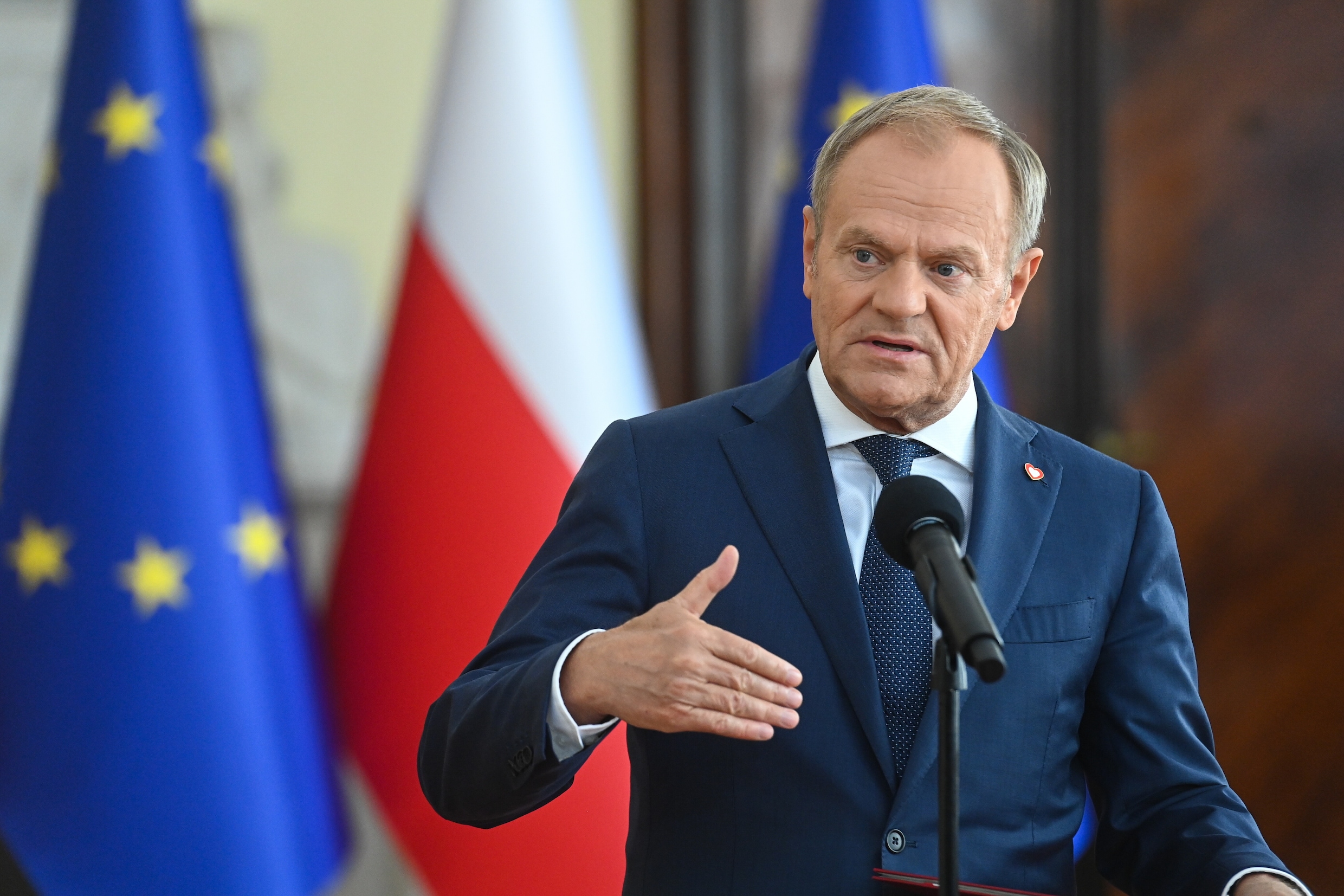 Poolse premier Tusk beschuldigt Russen van sabotage, politie pakt twaalf verdachten op | de ...