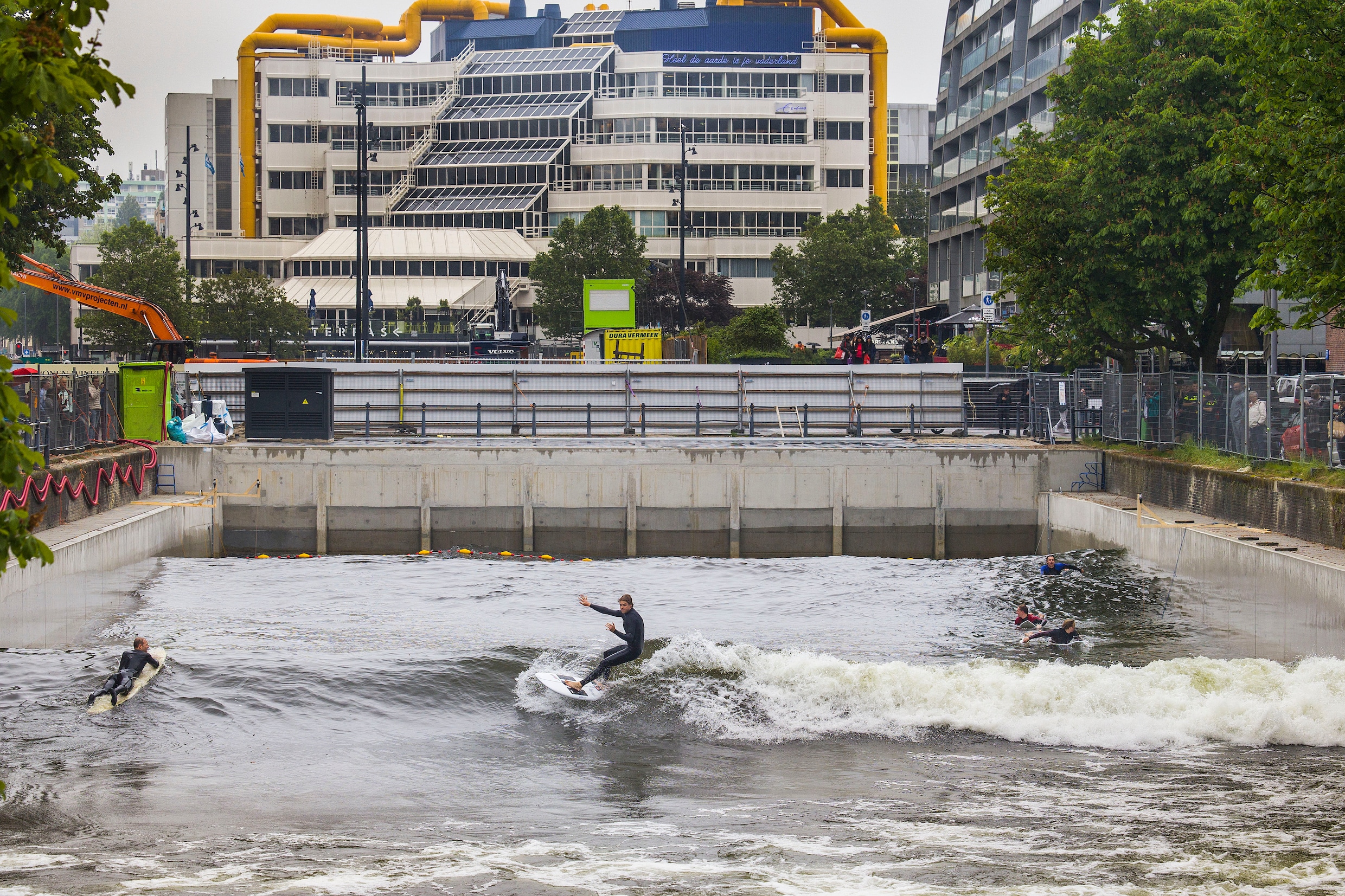 Surfen in een Rotterdamse gracht: ‘Je pakt hier meer golven in een uur ...