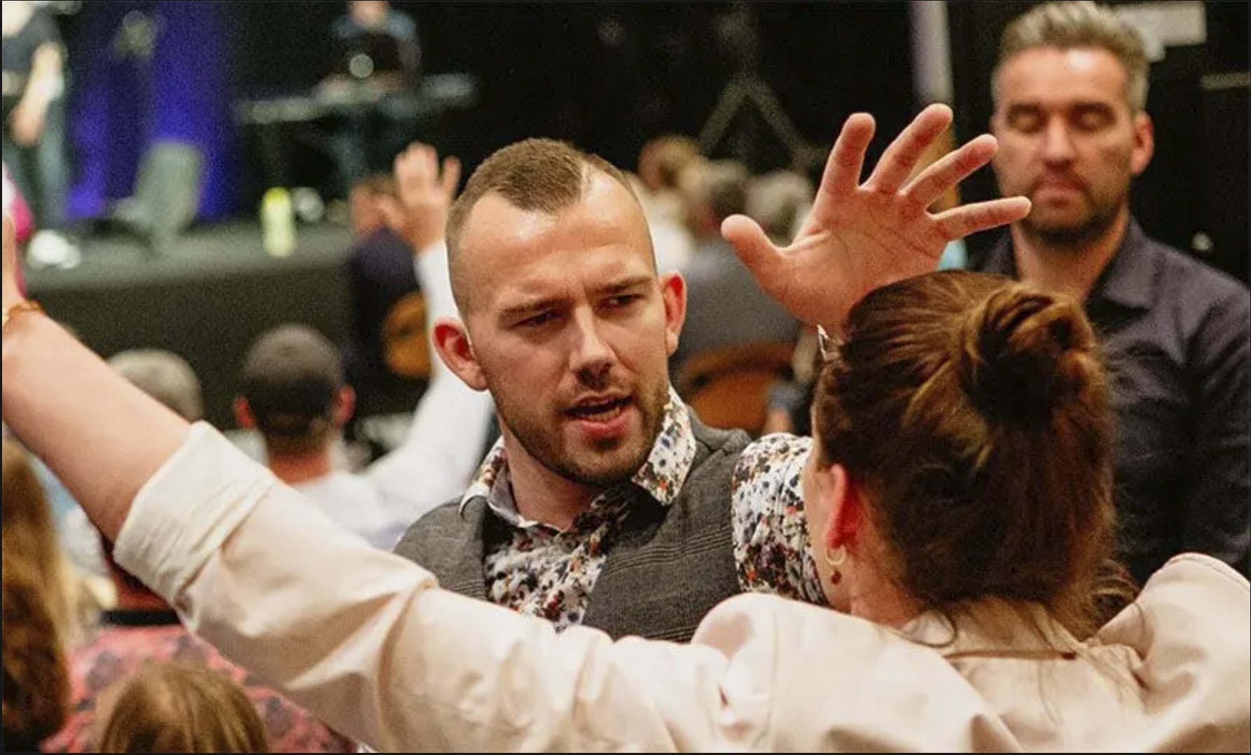 Hopen op een wonder op de bijeenkomst van gebedsgenezer Tom de Wal ...