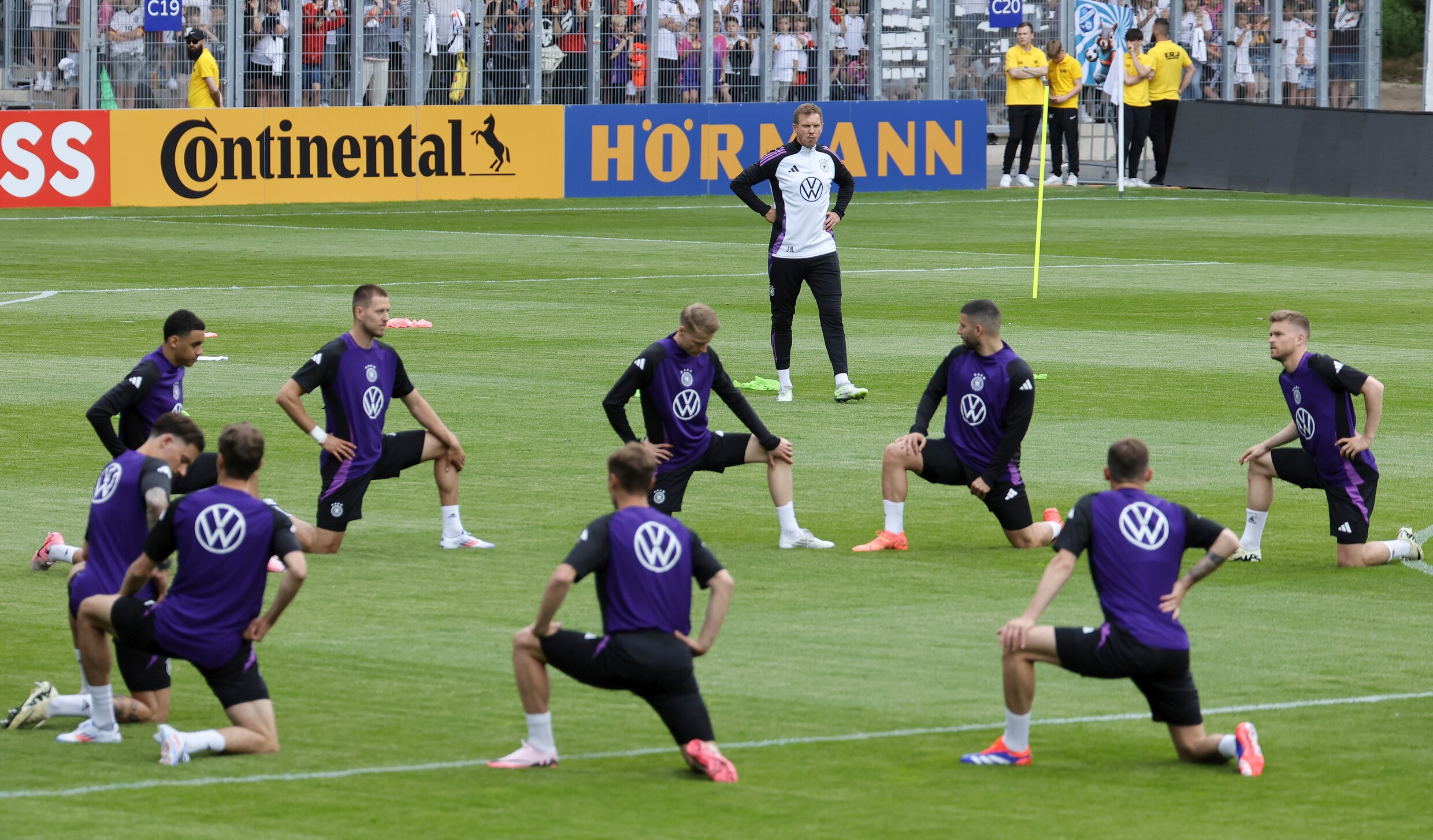 Duits voetbalelftal vlak voor het EK onaangenaam verrast na ‘idiote ...