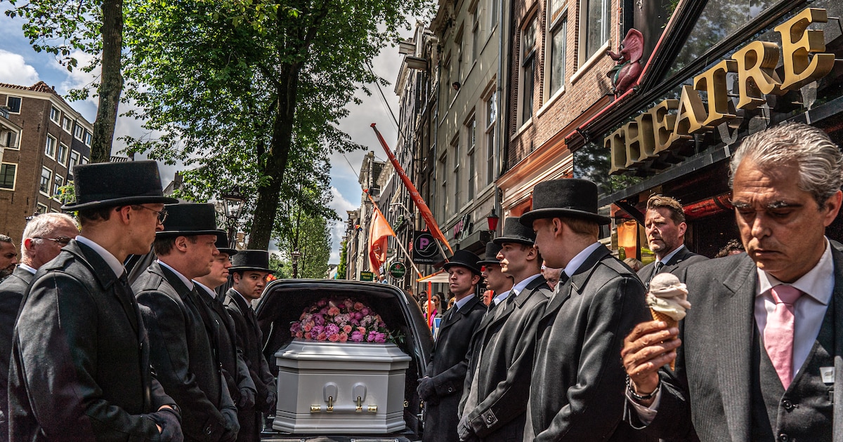 Erehaag voor overleden sekstheaterbaas Jan Otten: ‘Hij was een deel van ...