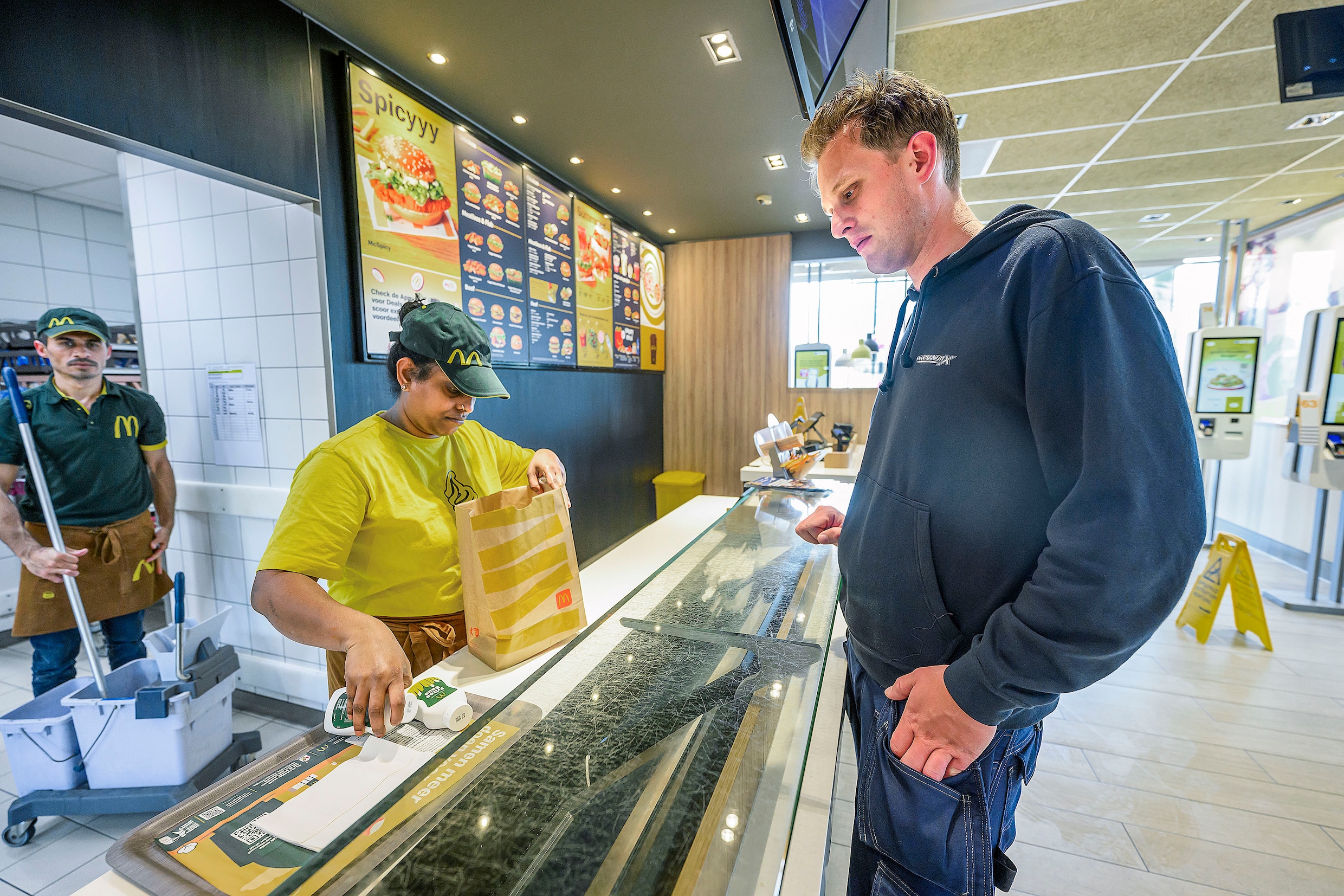 De gele fritessaus van McDonald’s is tijdelijk in knijpfles te krijgen ...
