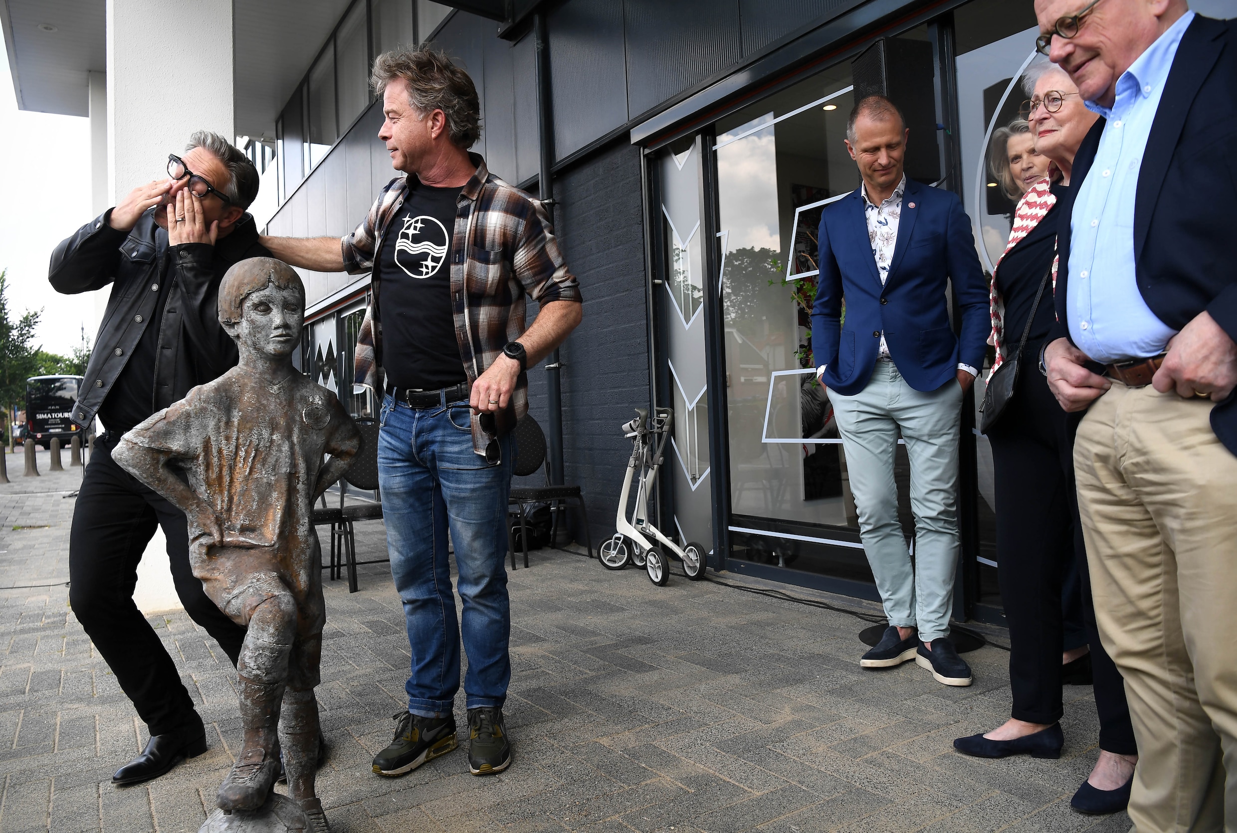 Guus Meeuwis van brons en op ware jongetjesgrootte op de stoep van het ...