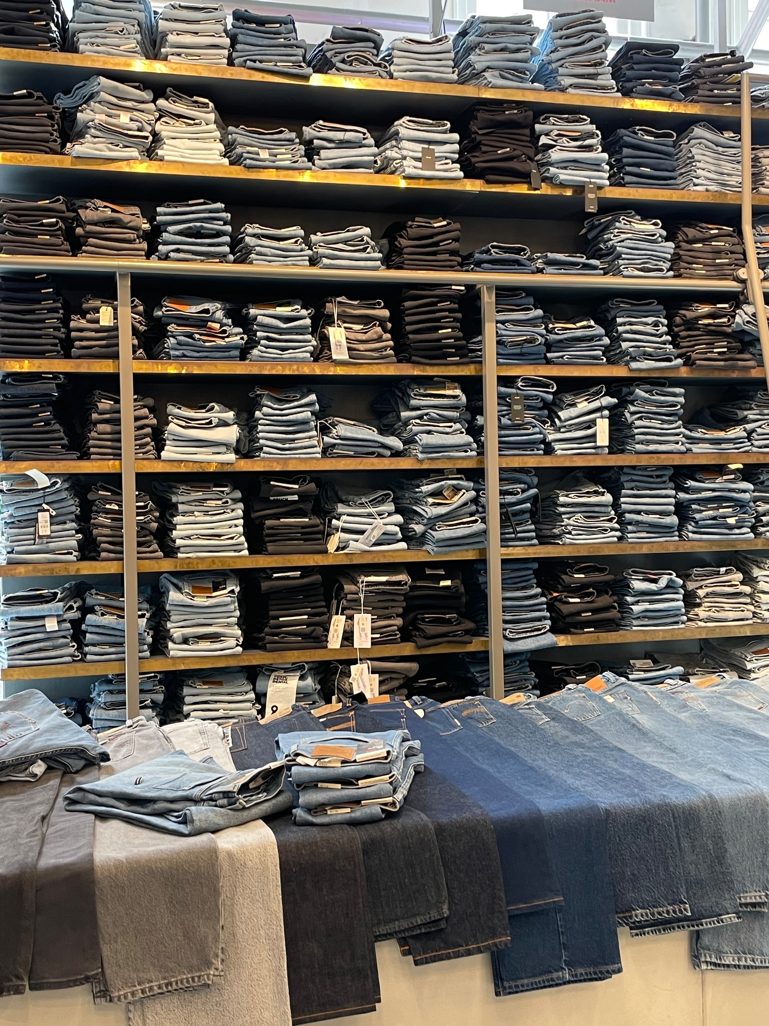 De Rode Winkel is een jeanspaleis met het predicaat ‘Hofleverancier ...