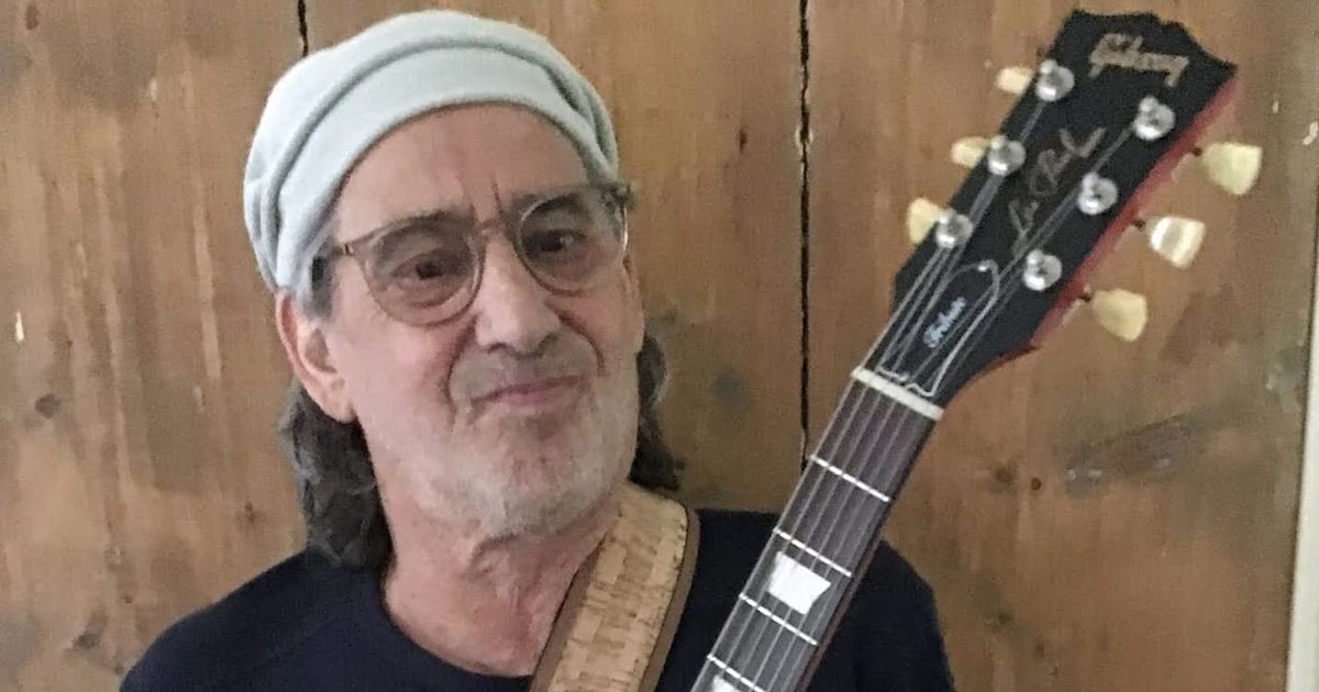 Zodra oerdrummer en reggaepionier Carel Copier (1952-2024) binnenkwam ...