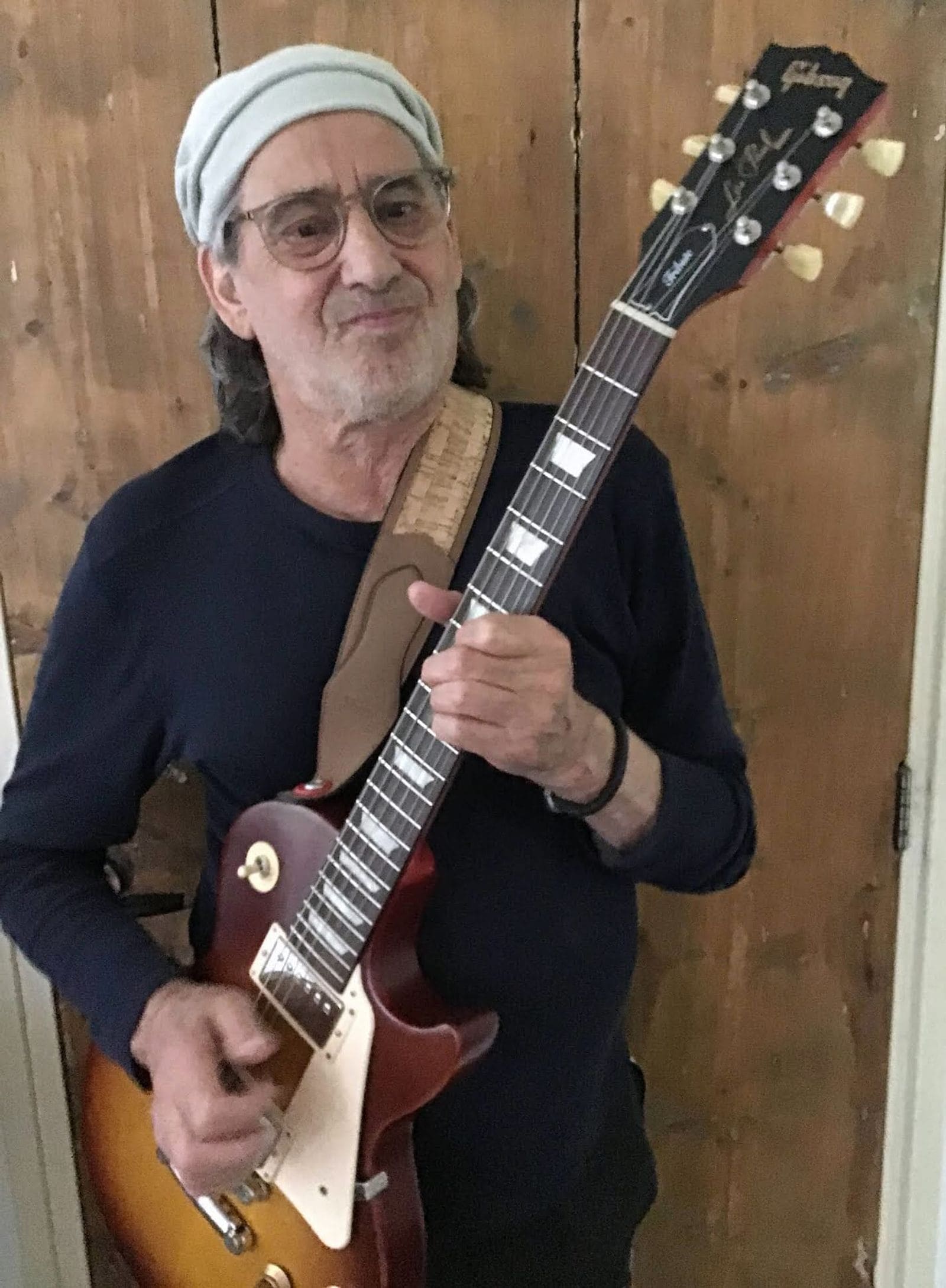 Zodra oerdrummer en reggaepionier Carel Copier (1952-2024) binnenkwam ...