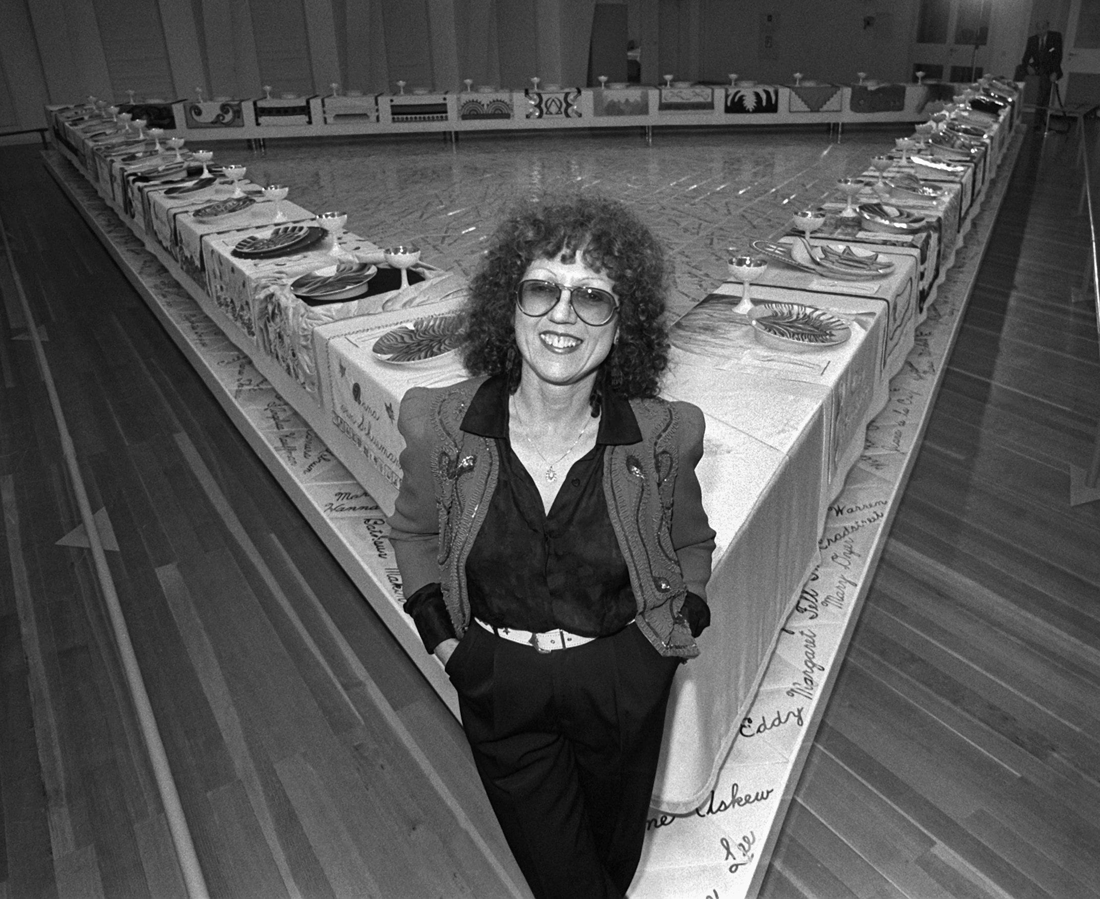 Eén kunstwerk maakte Judy Chicago beroemd, geliefd en verguisd. Nu ...