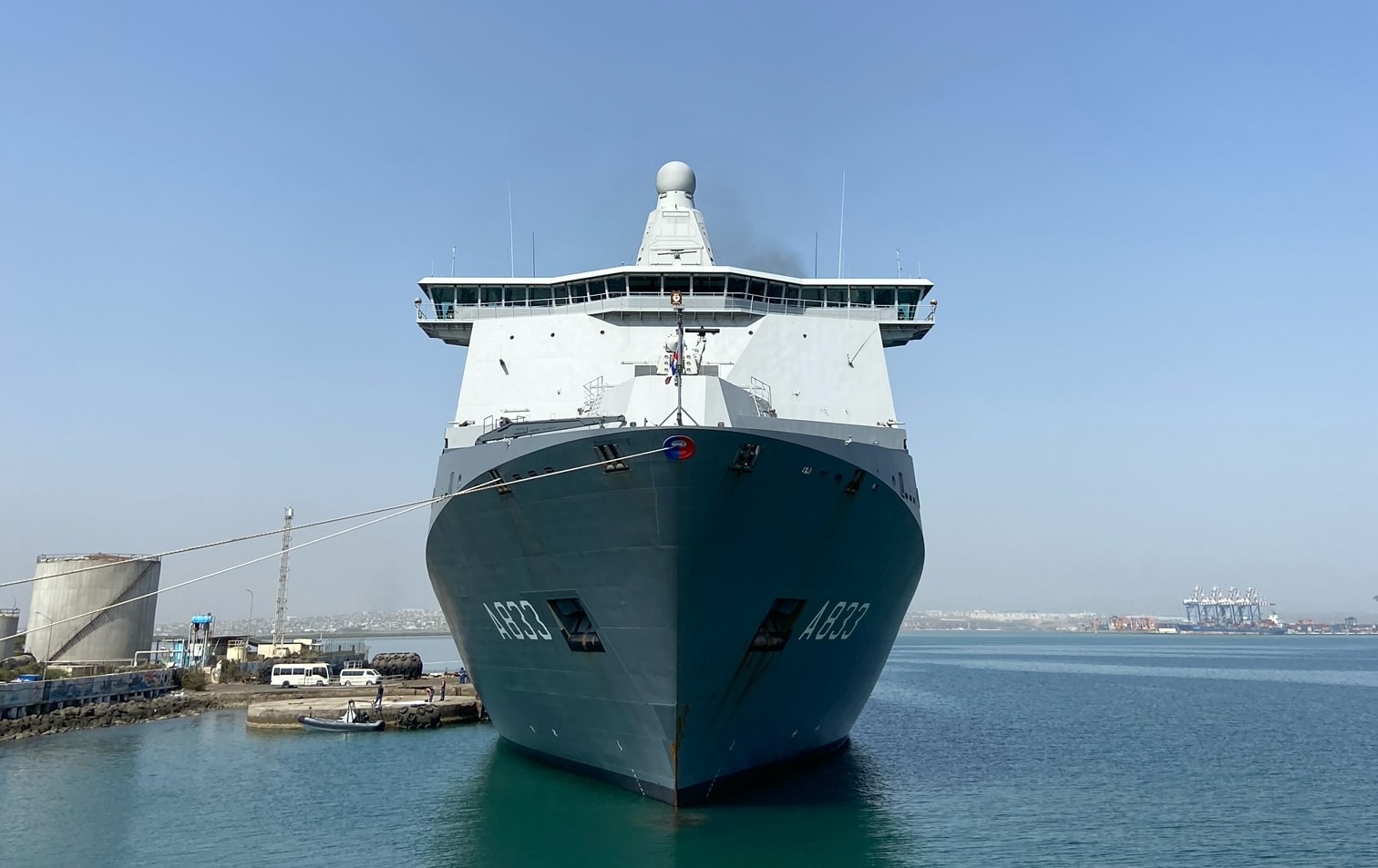 Voorzien van hagelslag en Fristi geeft marineschip Karel Doorman ...