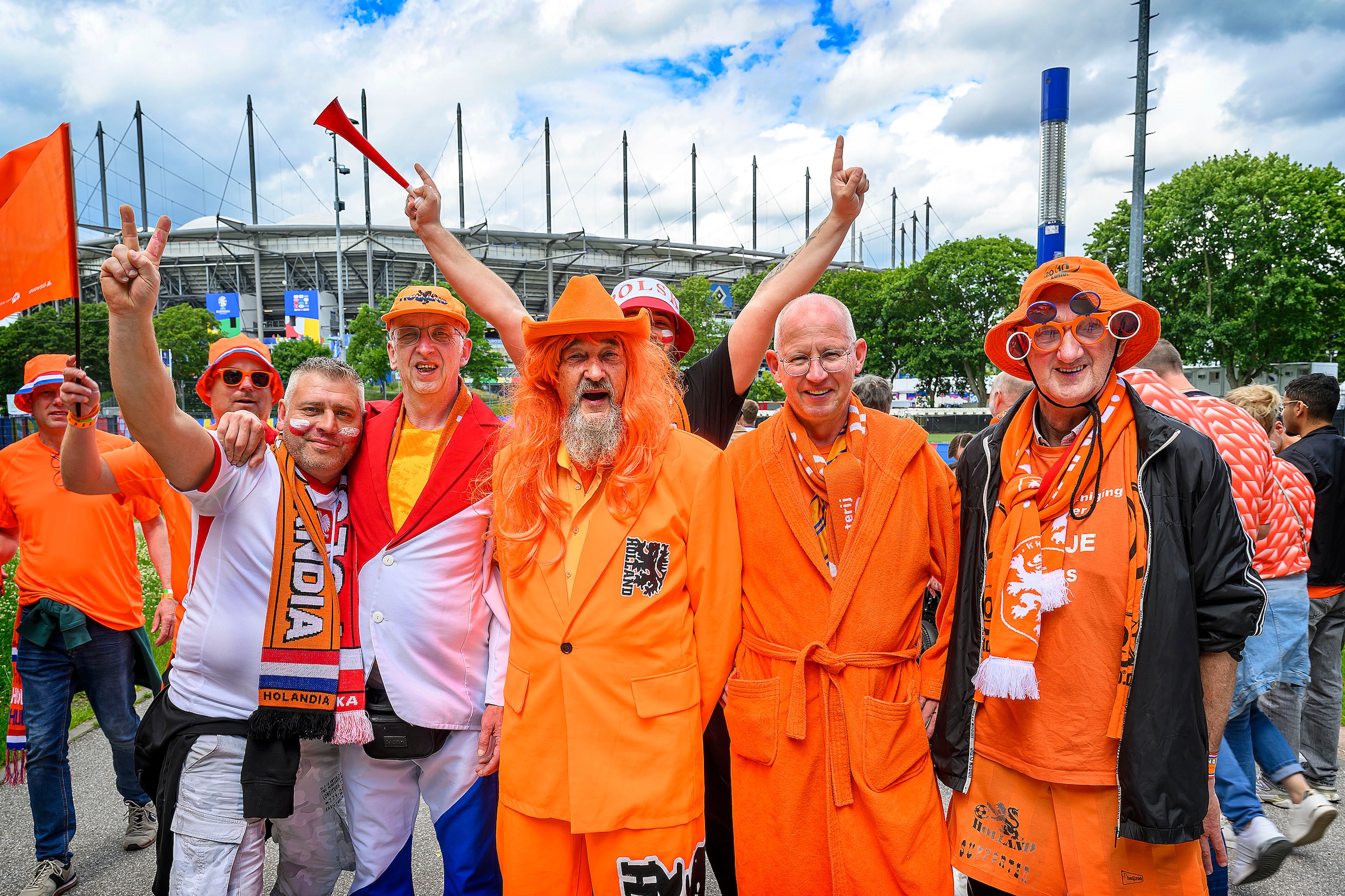 Oranje-fans hossen broederlijk met Polen: ‘Iedereen hier wil samen ...