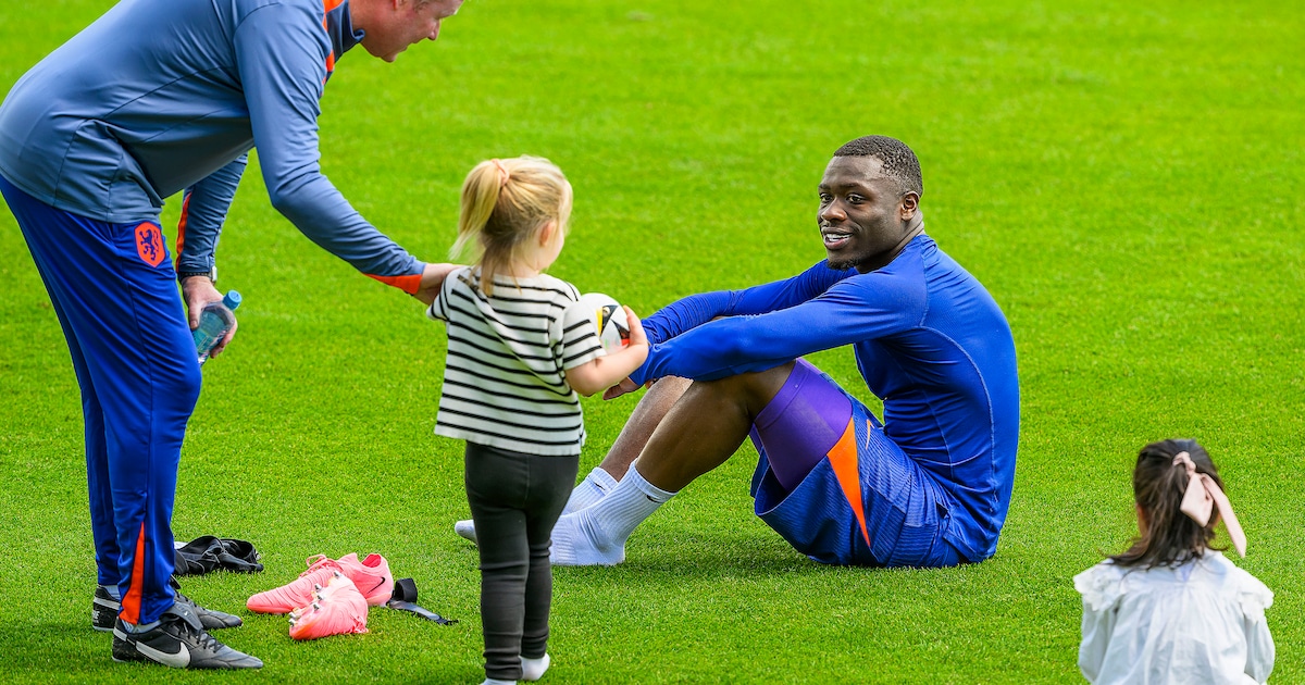 De familiedag van het Nederlands elftal: ‘Ik zie papa! Waarom komt hij ...