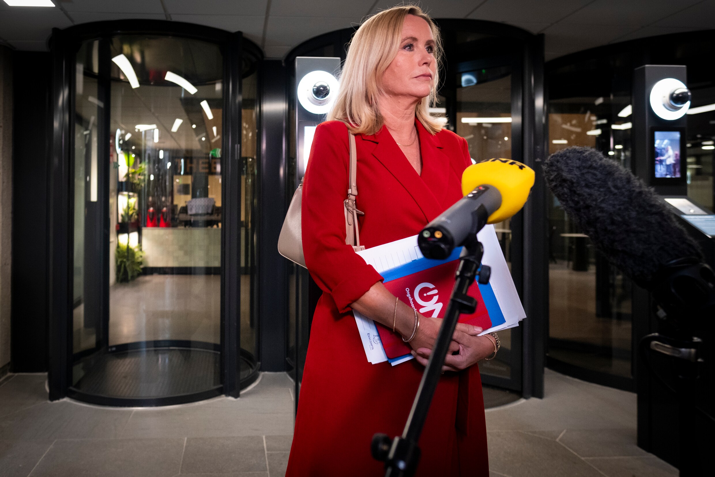 Om macht uit te stralen zijn geen woorden nodig, een notitieblok van Ongehoord Nederland ...