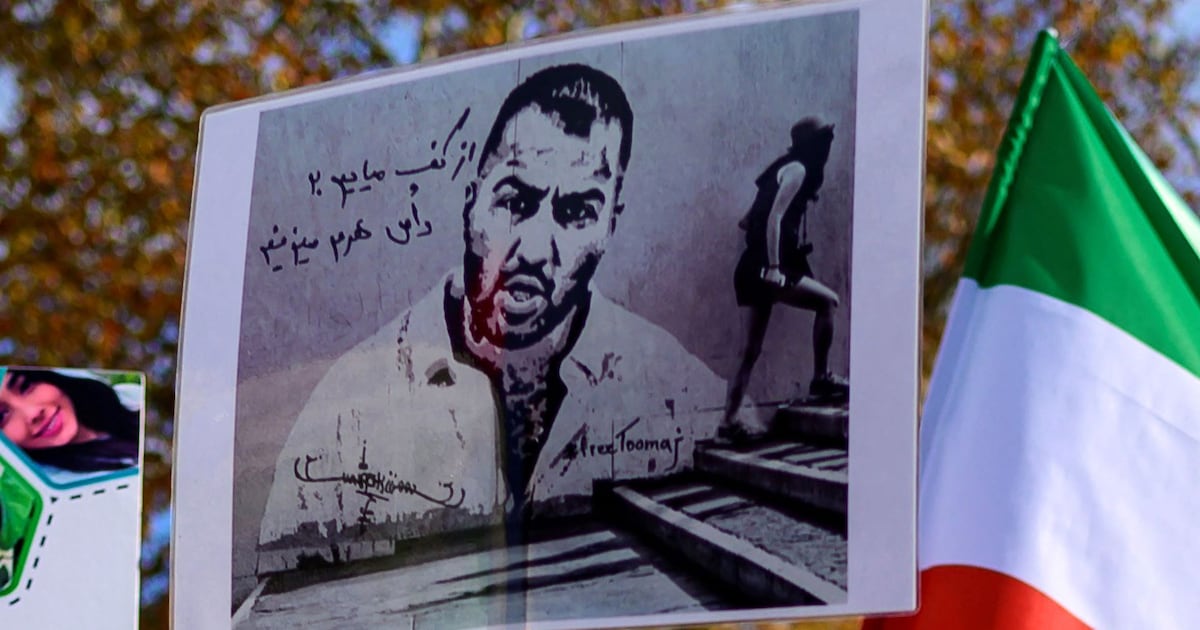 Hoogste rechters Iran vernietigen omstreden doodstraf voor rapper | de ...