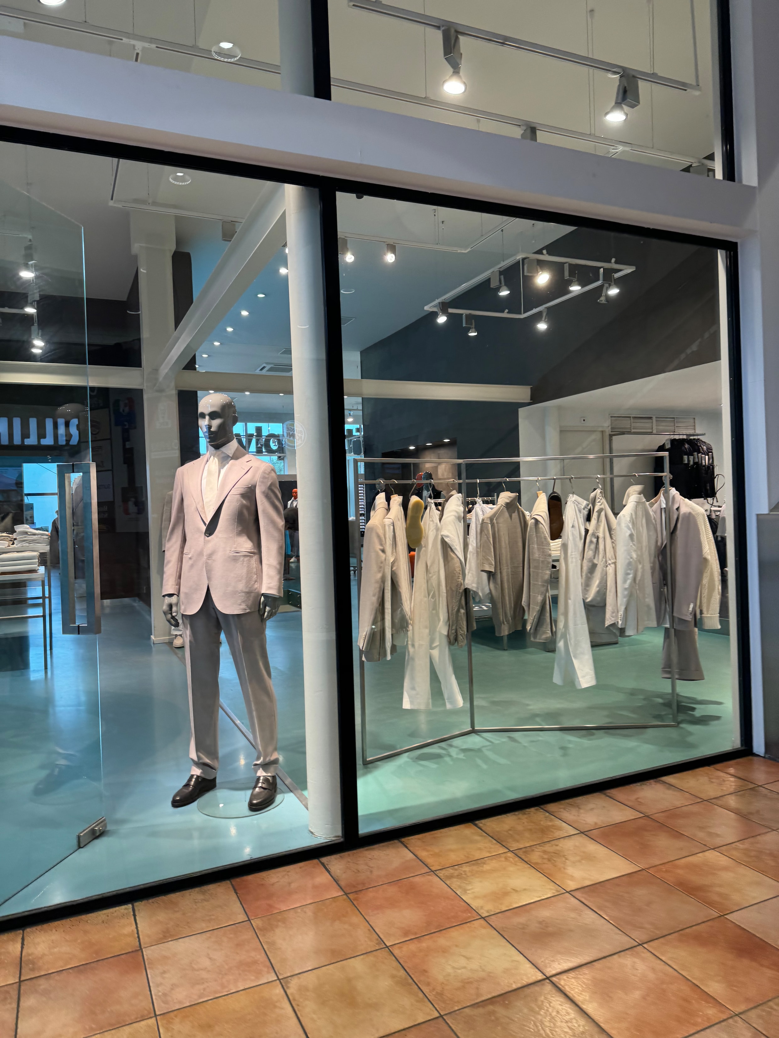 Waarom zou je nou juist in dit snelwegfiliaal van Suitsupply een pak ...