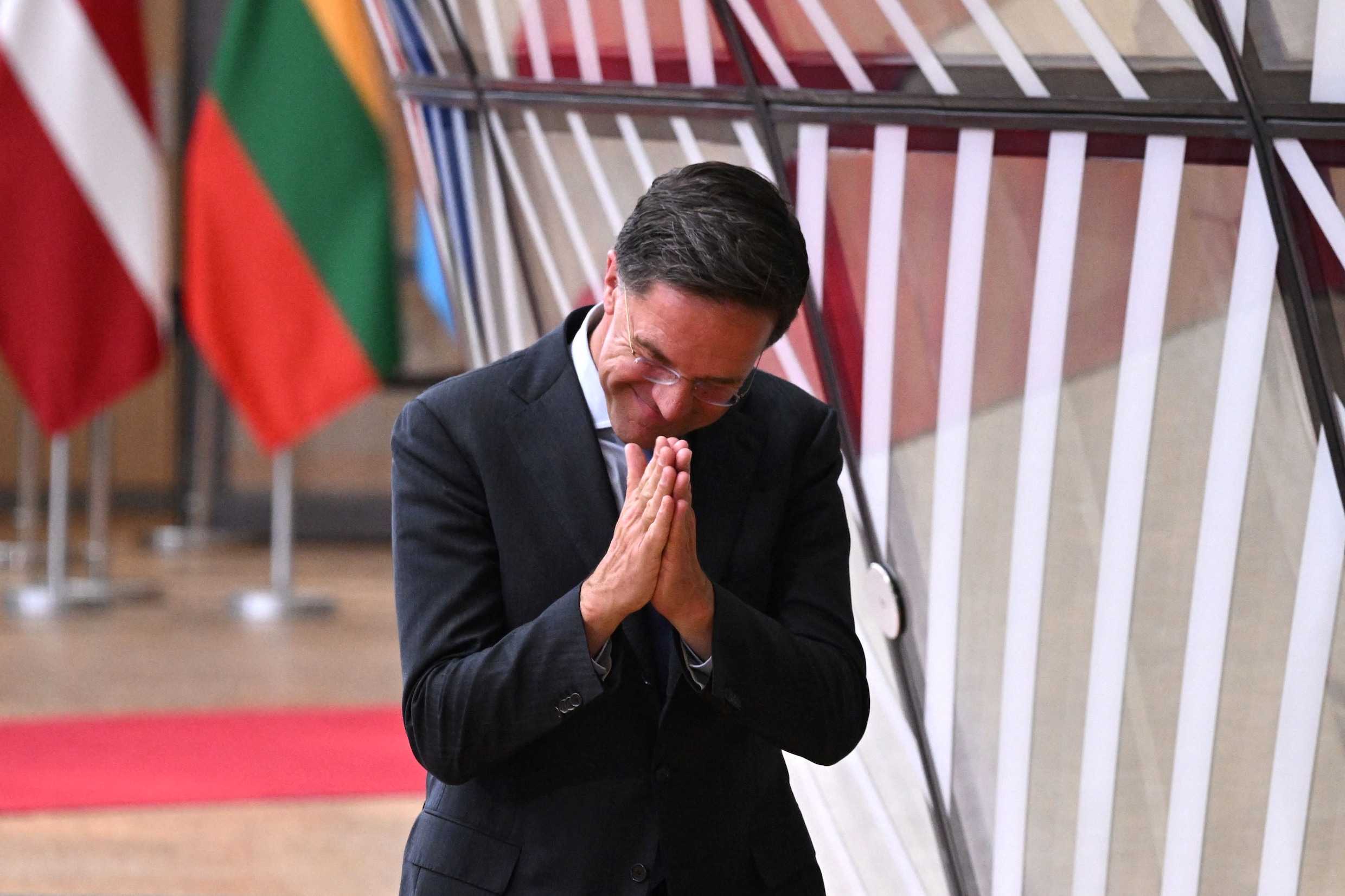 Een zuinige houding, een knuffel van Macron en op tijd naar bed: de laatste EU-top van Rutte ...