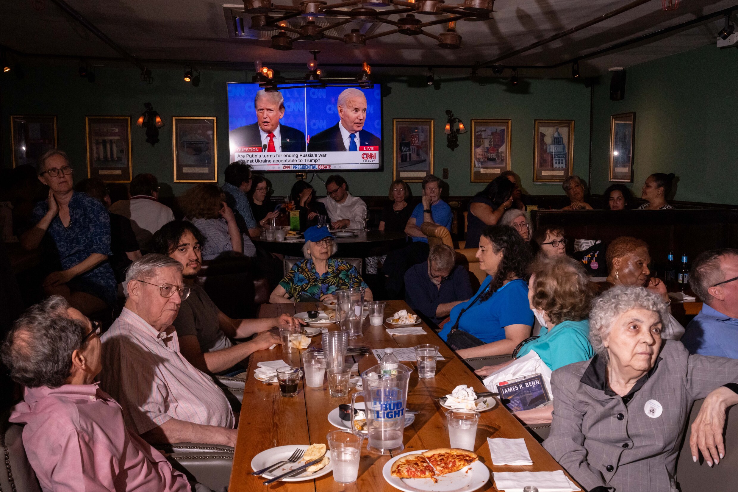 Kiezers kijken verbijsterd naar debat tussen Biden en Trump: ‘Fuck dit land! Dat dít onze opties ...