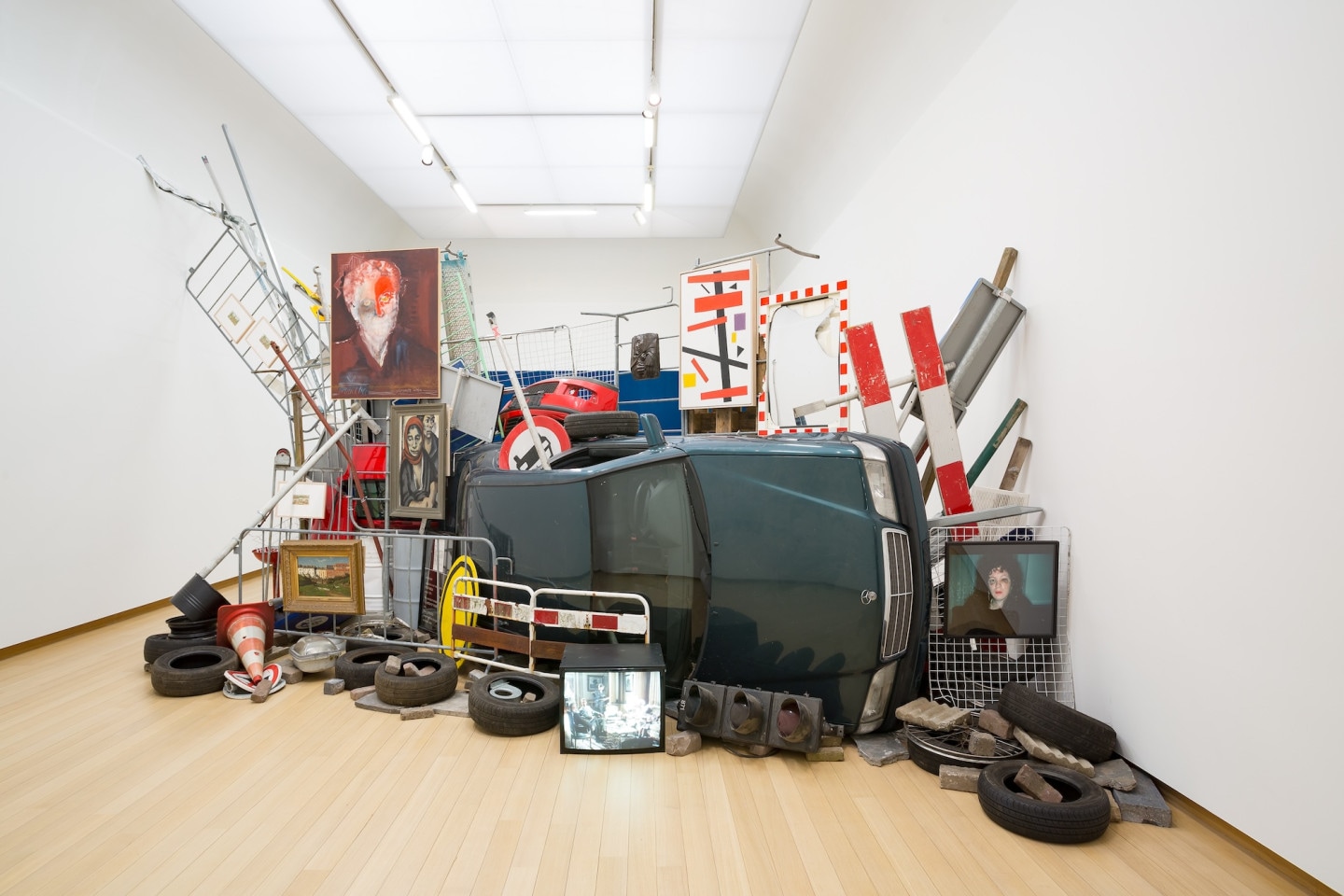 Stedelijk Museum weigerde barricadekunstwerk uit te lenen voor pro ...