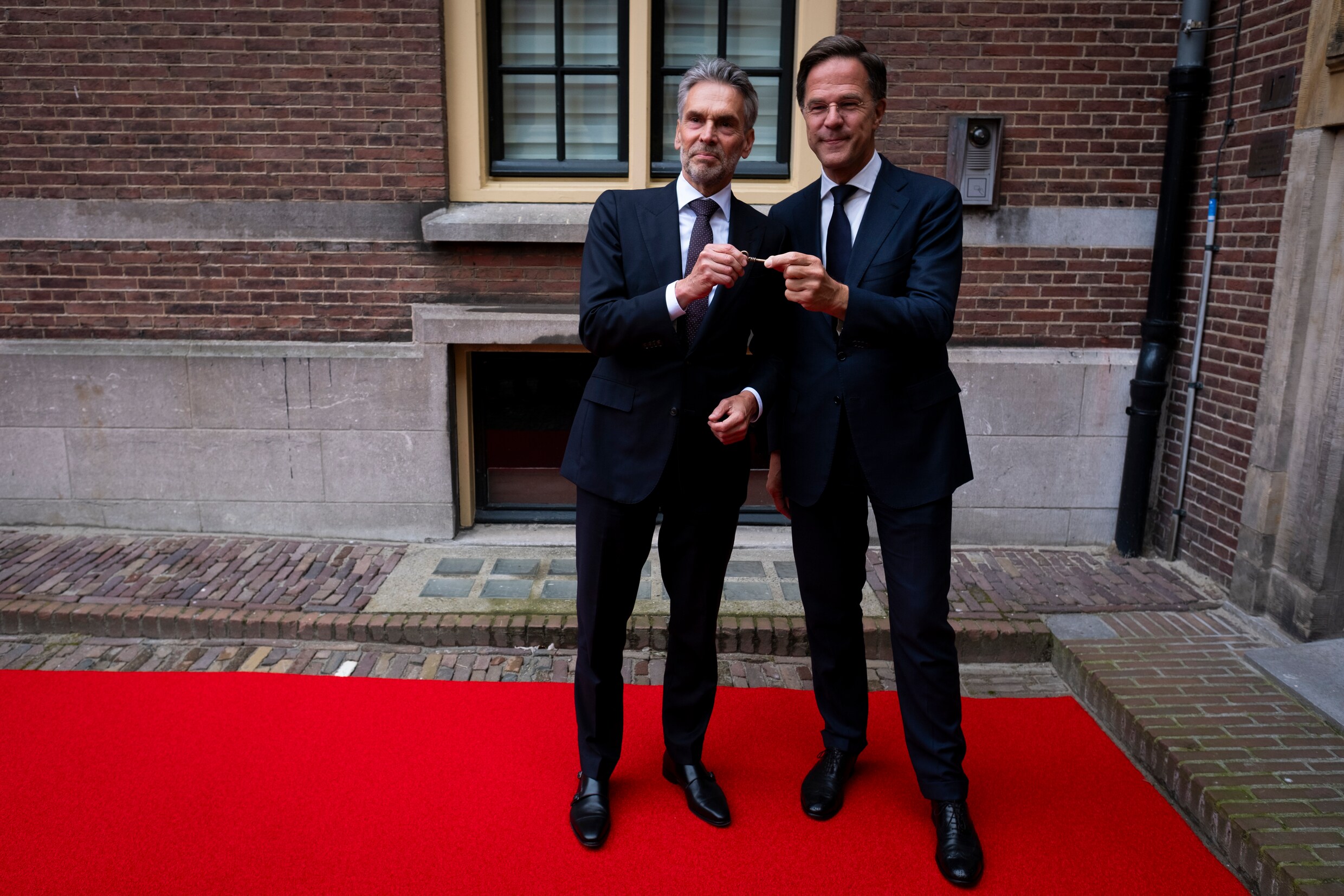 De wisseling van de macht ging op z’n Nederlands: met een klein applaus en een paar ...