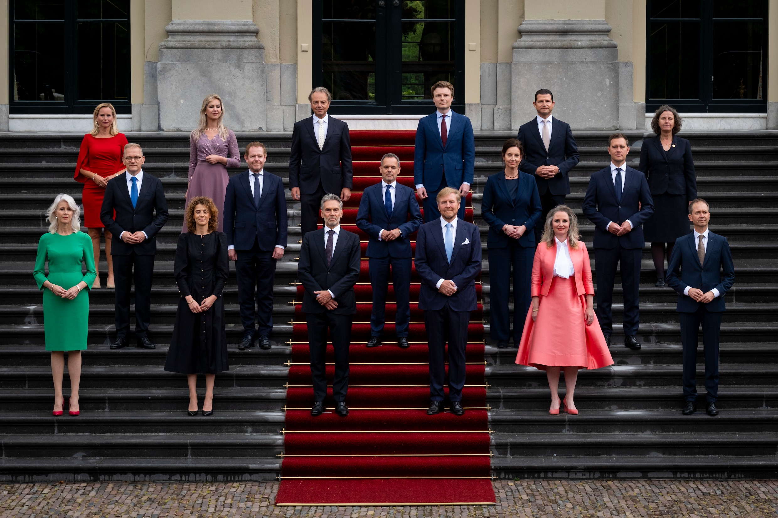 Nieuwe kabinetsploeg wil hoge verwachtingen waarmaken: ‘Vertrouwen komt te voet en gaat te paard ...