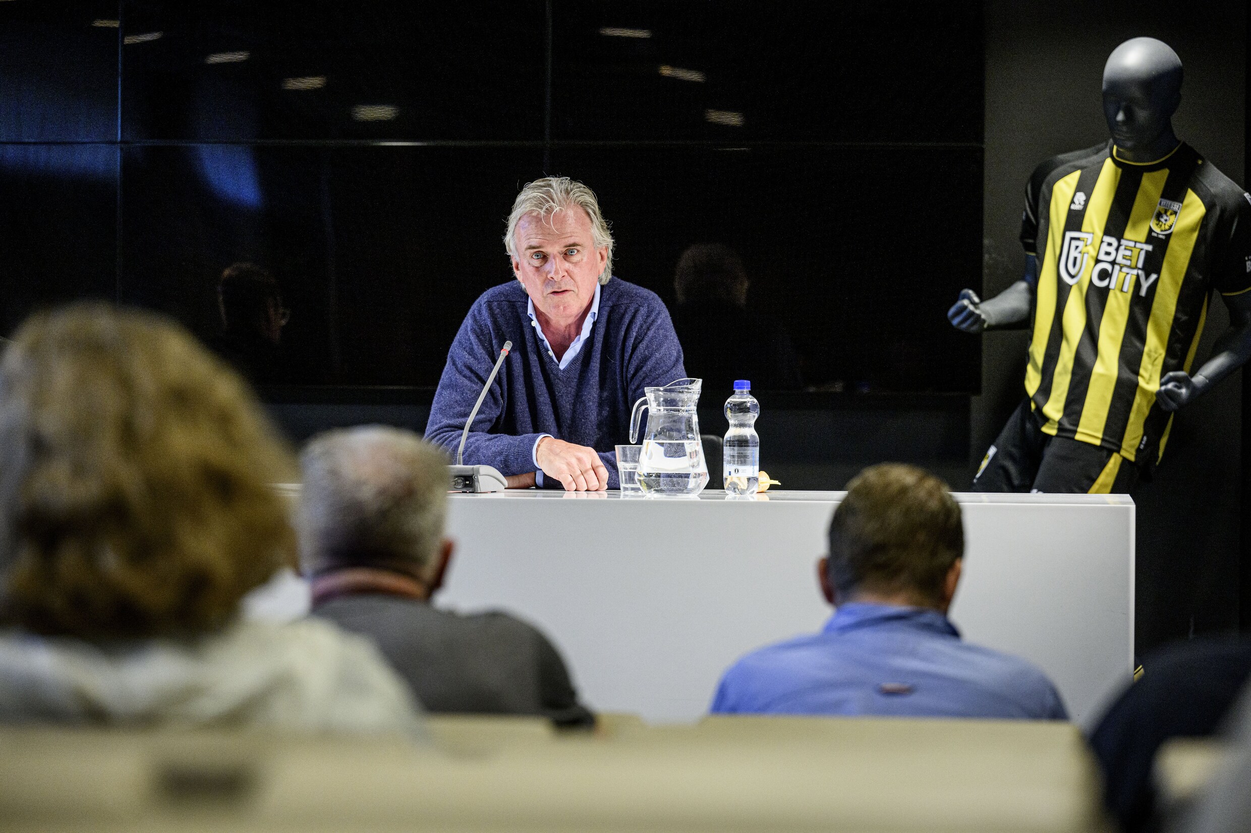 Vitesse heeft op de valreep een nieuwe eigenaar, maar vertrouwt de KNVB ...