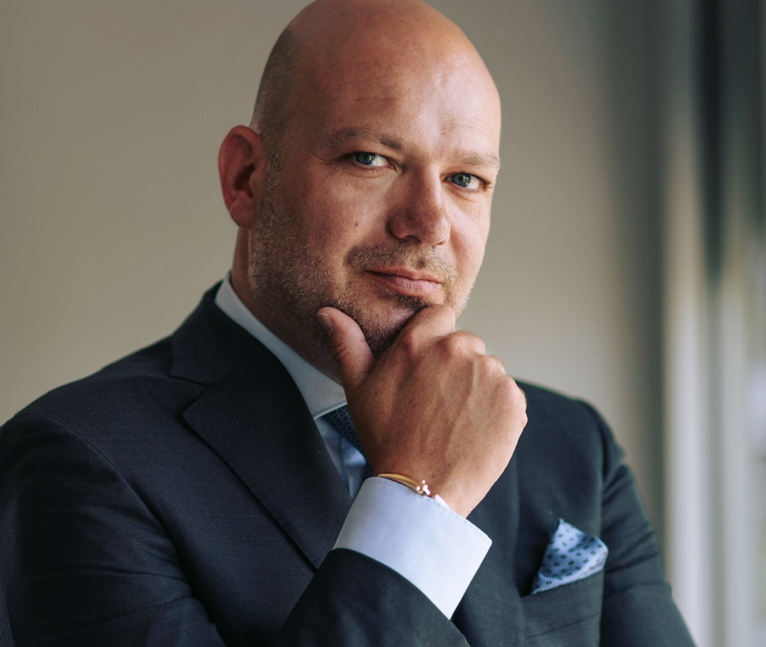 Ineens was daar Guus Franke, de investeerder die Vitesse op het laatste ...