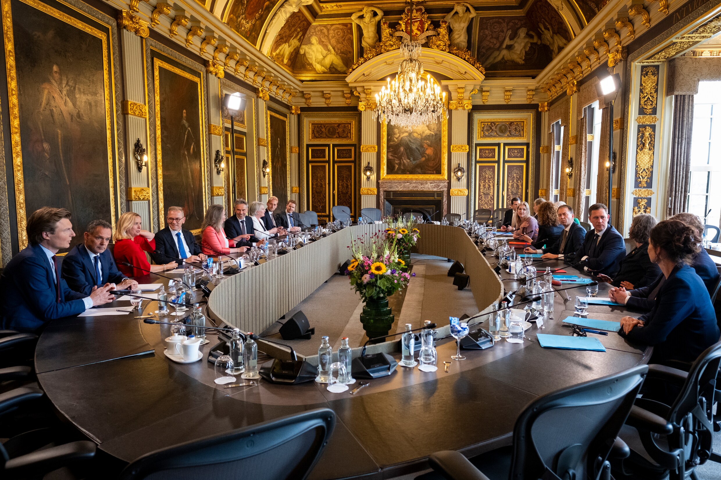 Premier Schoof presenteert vandaag zijn regeerprogramma: treden ministers uit de schaduw van hun ...