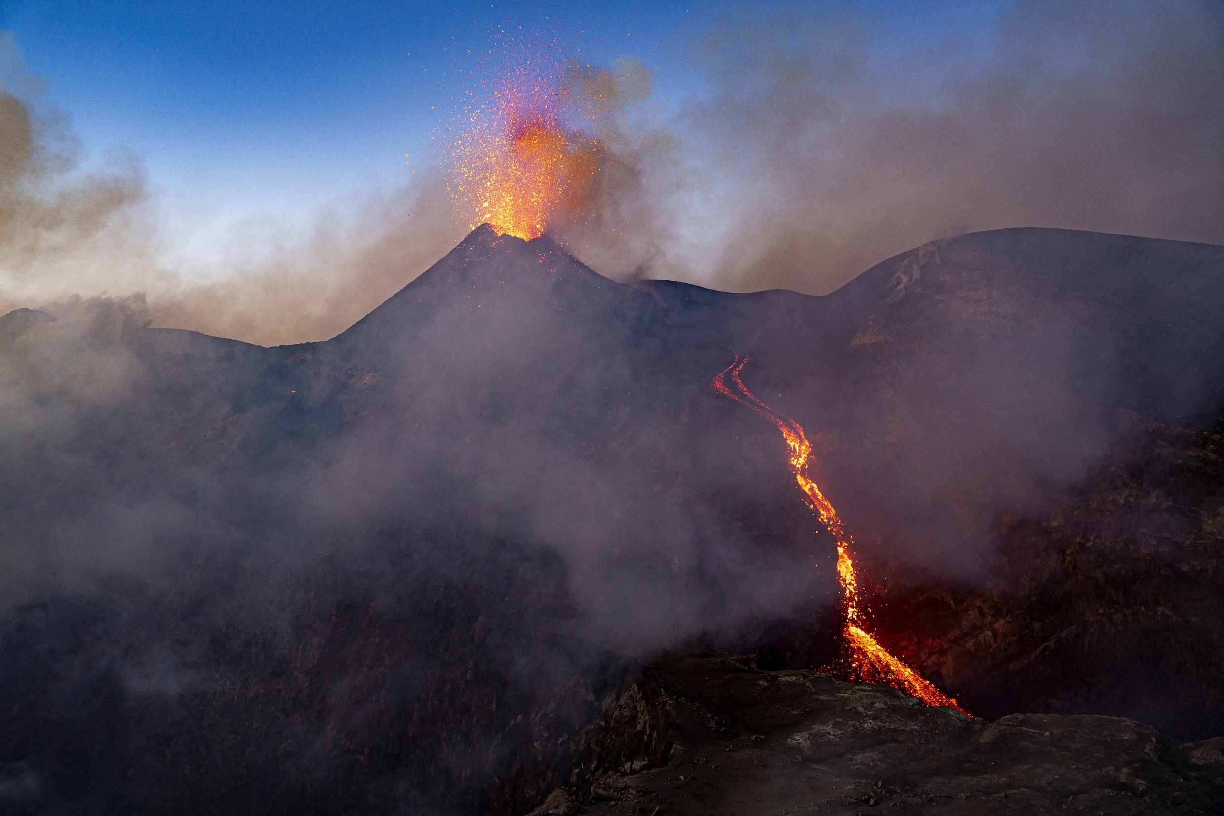 Vliegveld op Sicilië weer geopend na uitbarsting van de vulkaan Etna ...