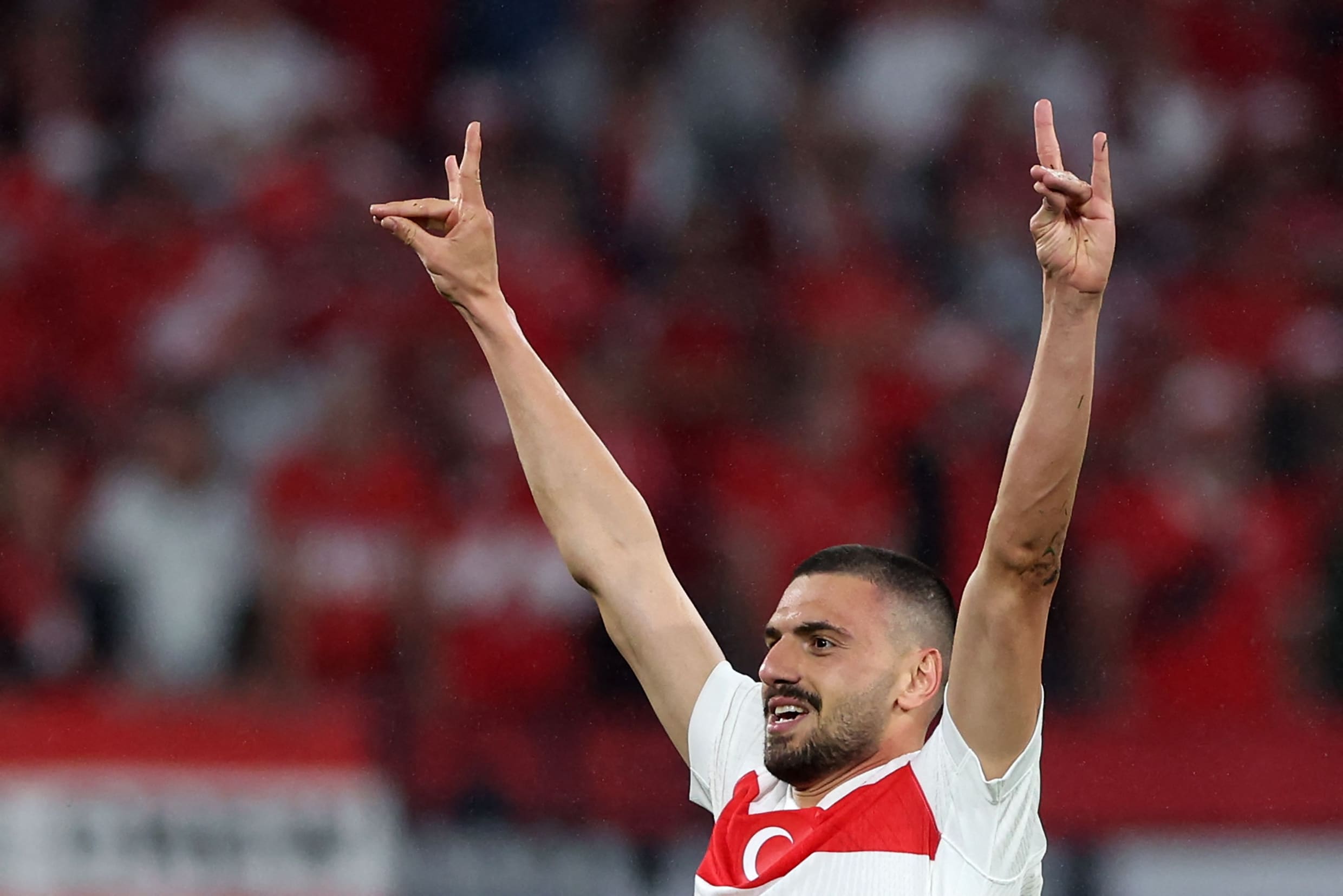 Uefa schorst Turkse verdediger Demiral omdat ‘wolvengebaar ...