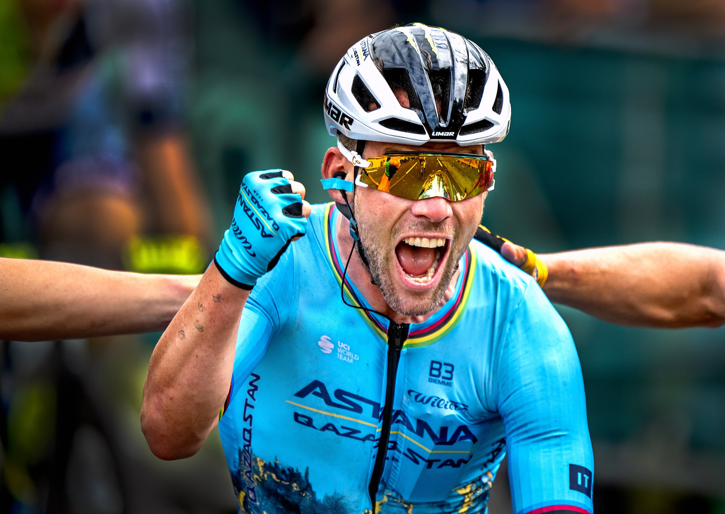 Eerst kotsen, dan toch een sprint voor de eeuwigheid: Cavendish pakt ...
