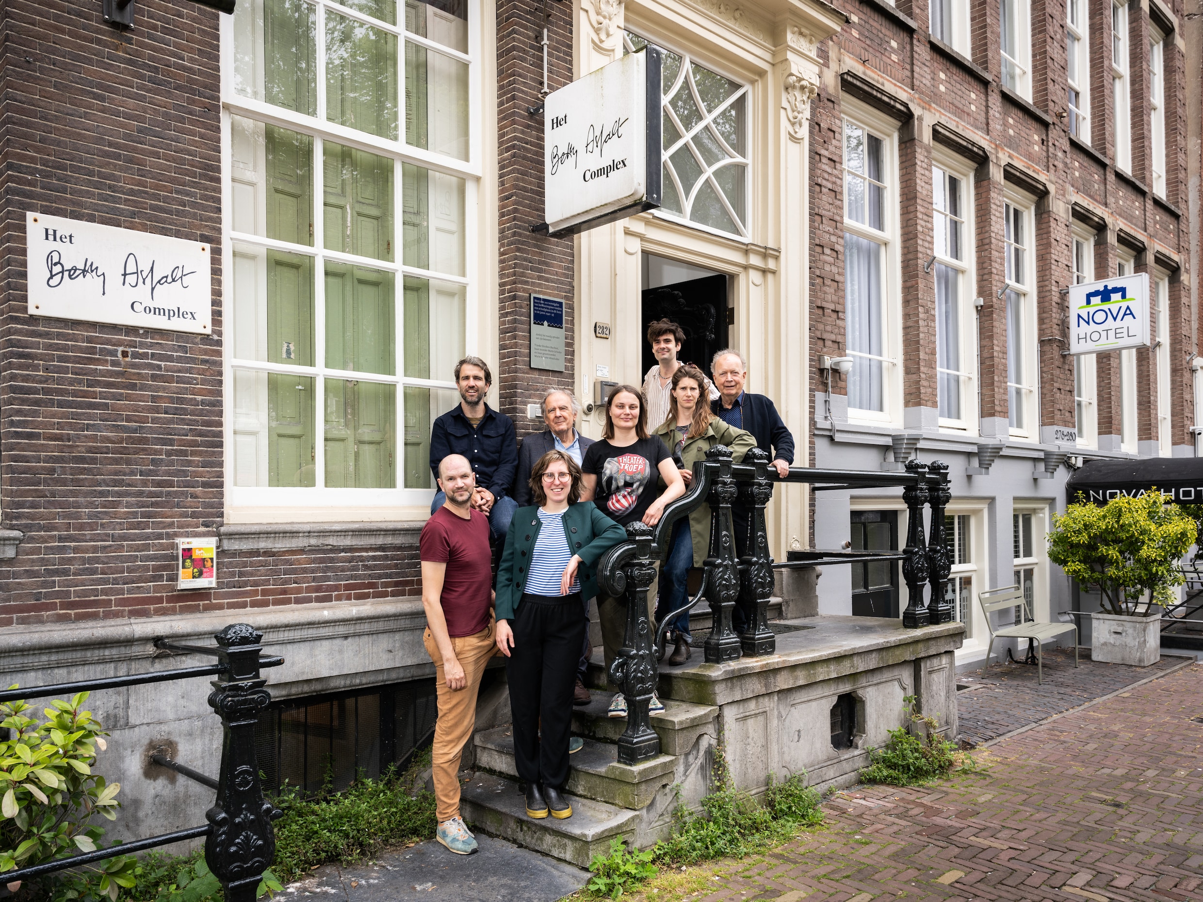 De Theatertroep neemt het pand over waar Paul Haenen en Dammie van ...