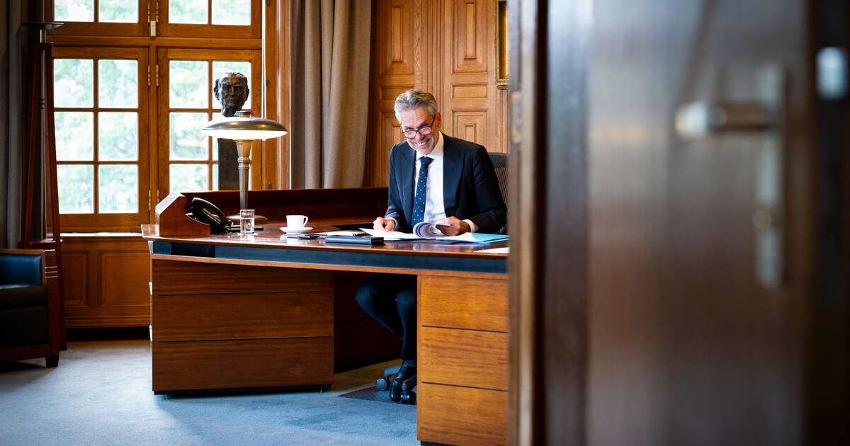 Premier Dick Schoof blijft voorlopig nog in Torentje | de Volkskrant