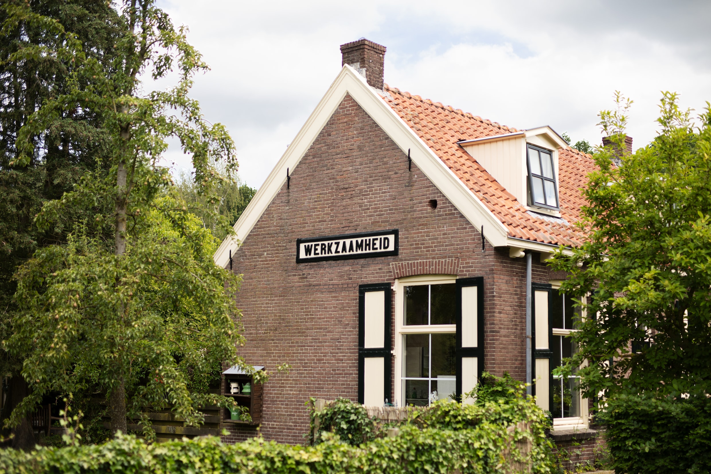 Hoe een voormalige thrillerschrijver duizenden weeskinderen uit ‘de hel ...