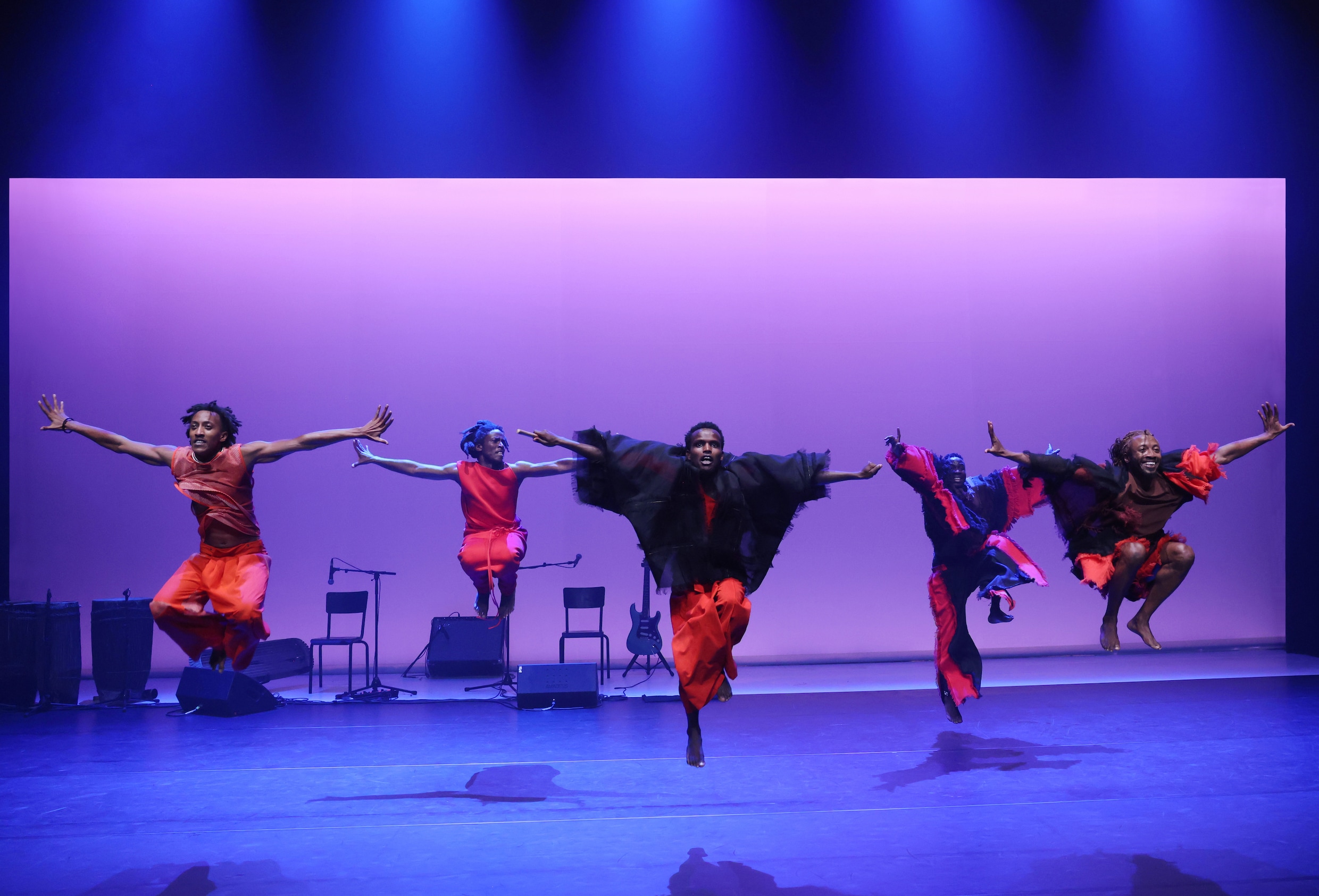 Meeslepende energie in dansvoorstelling ‘Umuko’ van Dorothée Munyaneza ...