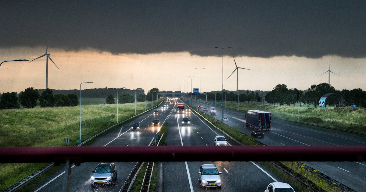 Noodweer ontregelt trein- en vliegverkeer, code oranje in het hele land ...
