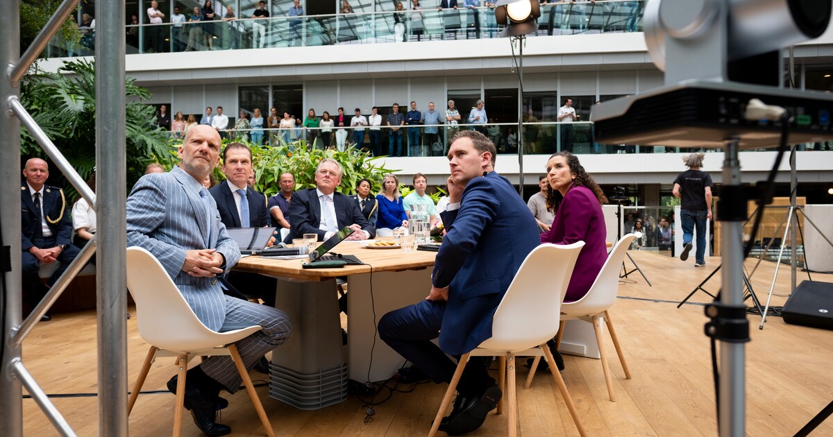Kabinet schrijft regeerprogramma zonder de vier partijleiders: ‘Het is ...