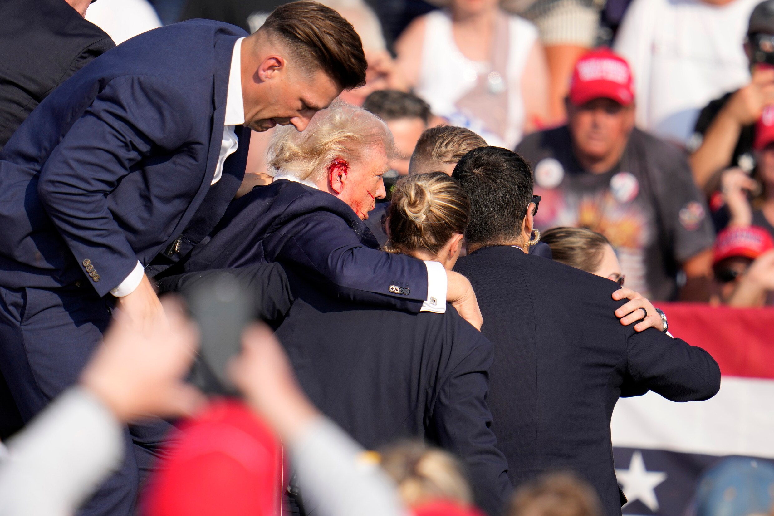 Donald Trump gewond bij schietpartij tijdens rally, dader en ...