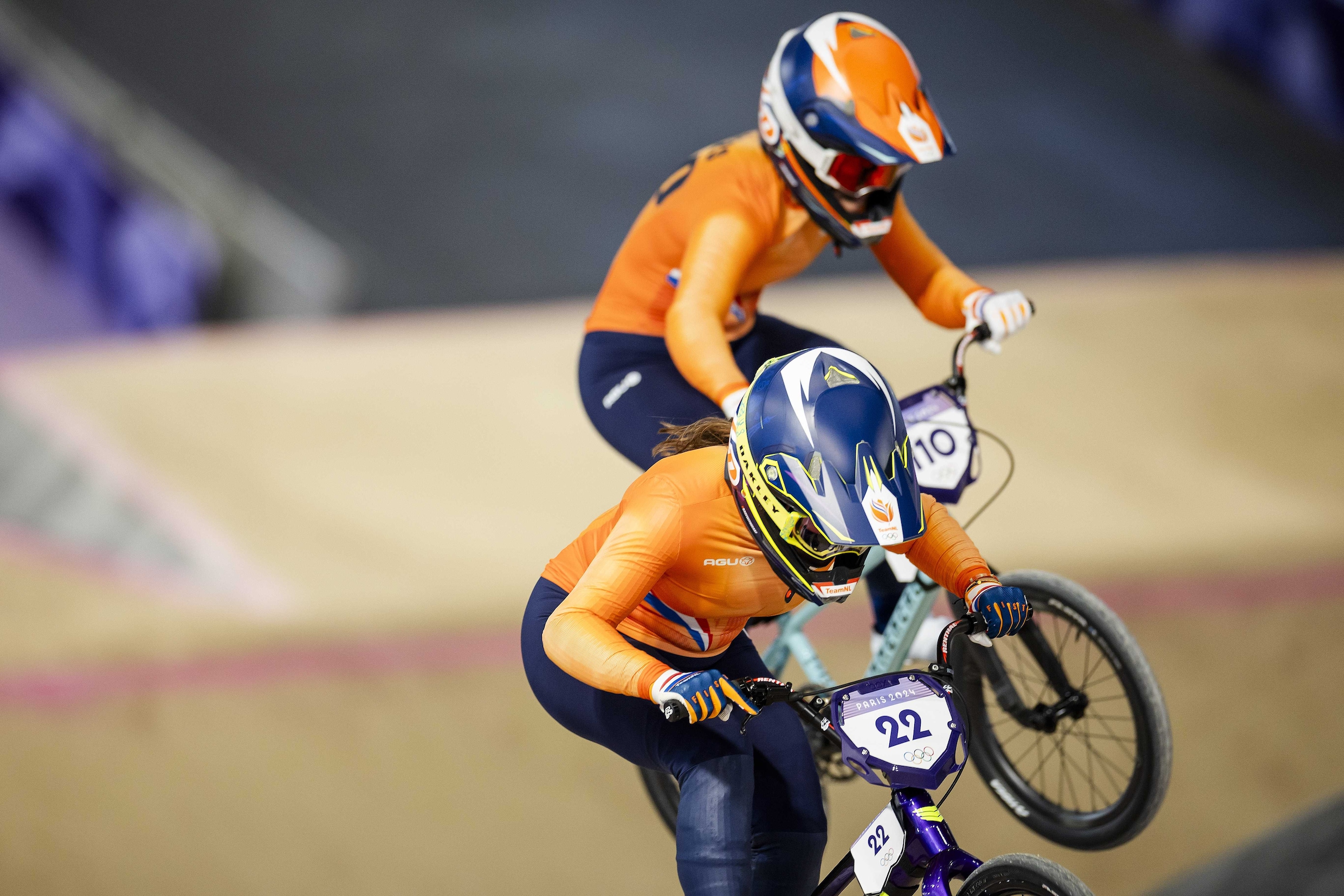 Ook de stoere BMX’er hijst zich, in de hoop op tijdwinst, in een ...