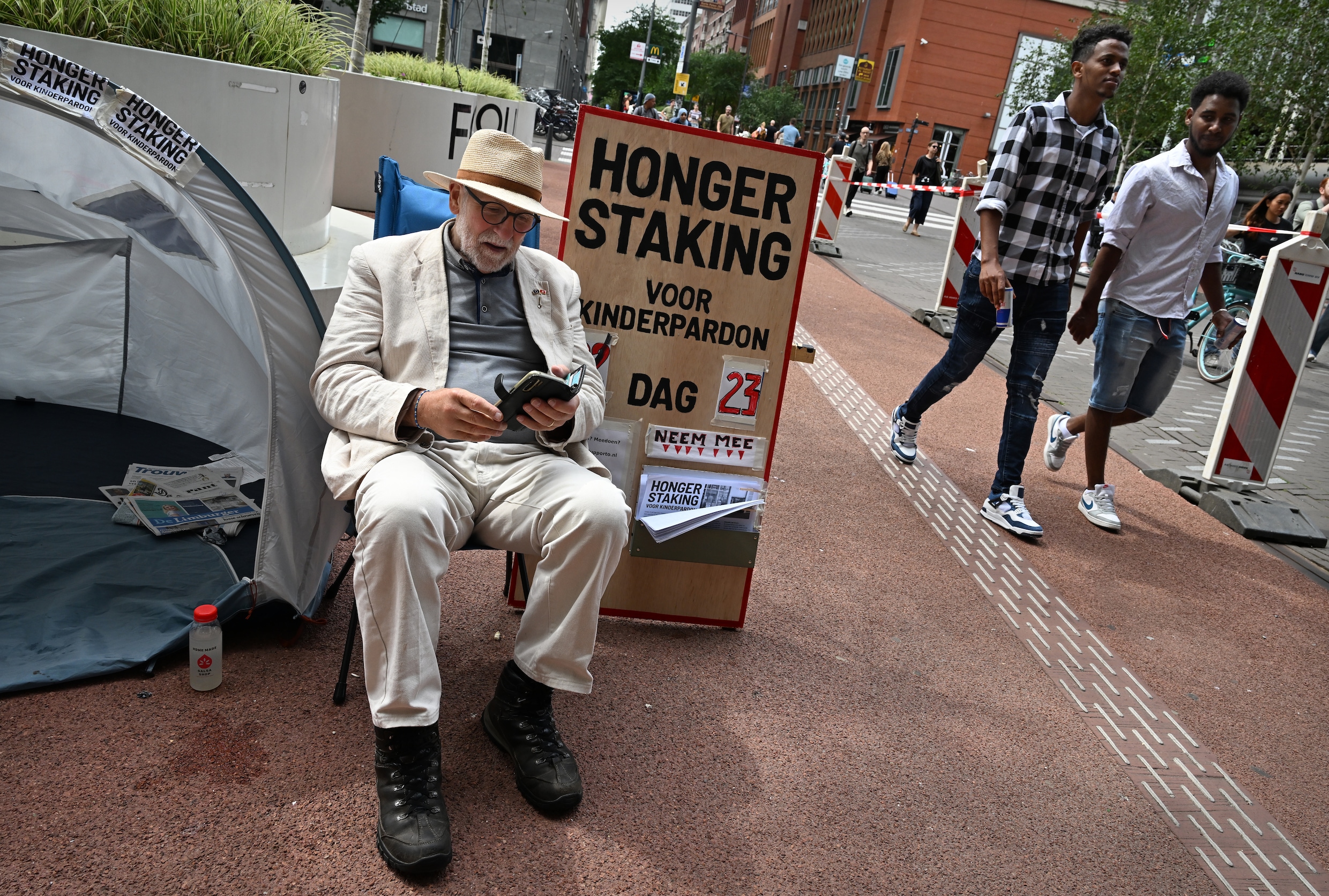 Hongerstaker (79) voor kinderpardon stopt na dertig dagen vanwege ...