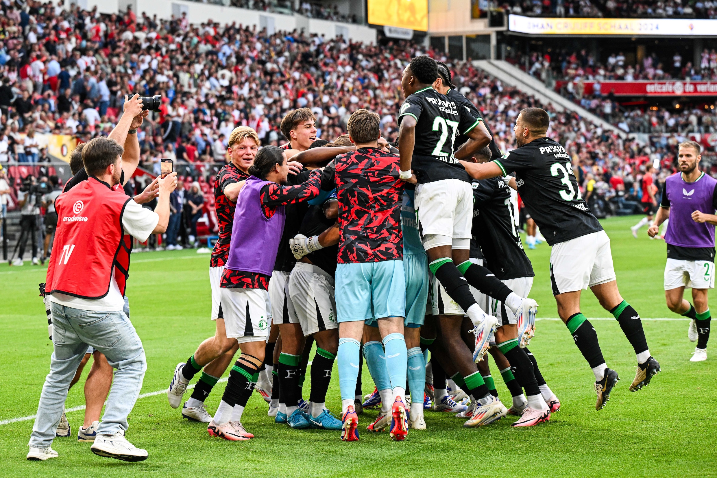 Feyenoord wint Johan Cruijff Schaal in spektakelstuk vol strafschoppen | de Volkskrant