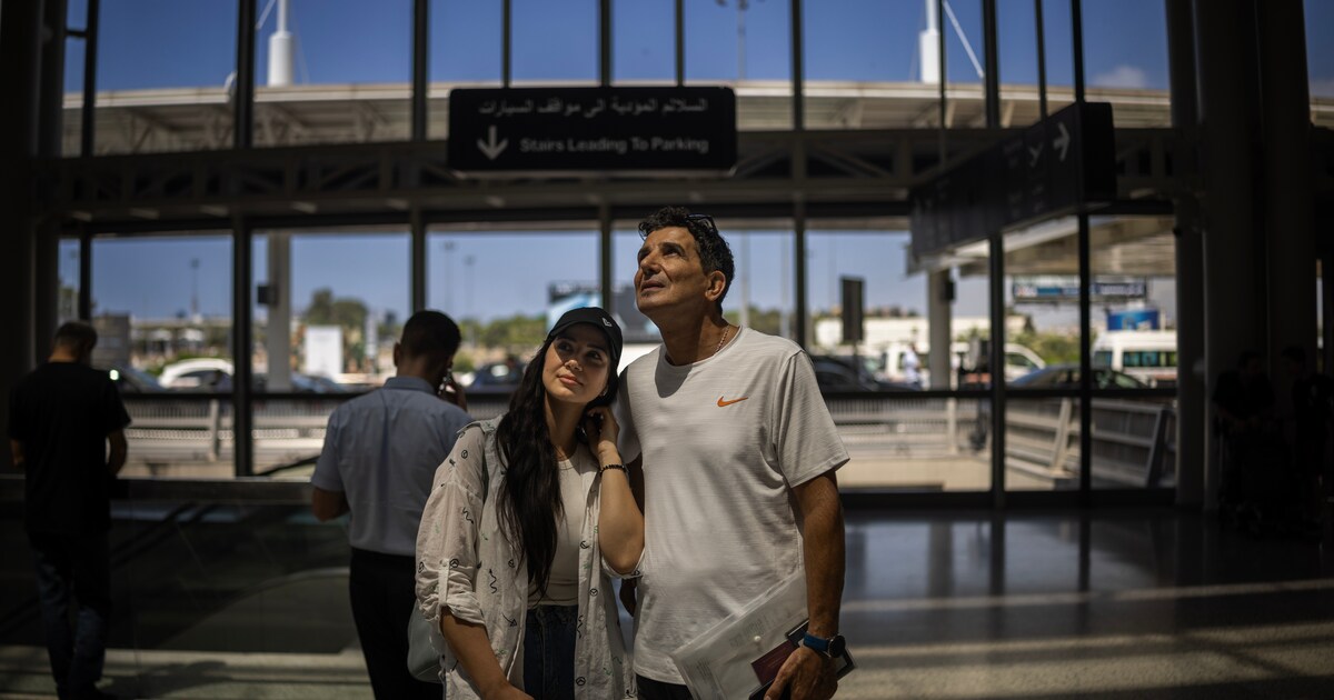Op het vliegveld van Beiroet zwaaien ouders hun kinderen uit: ‘Ik ben ...