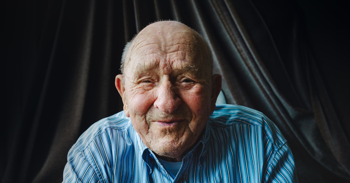 Bertus Bakker (100): ‘We sliepen met twaalf kinderen in een kamer’ | de ...