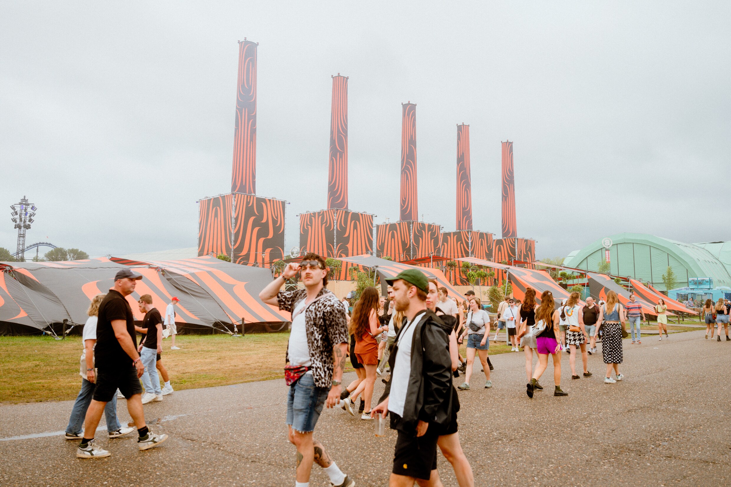 Eerste dag Lowlands: regen, afrobeats en rockriffs | de Volkskrant