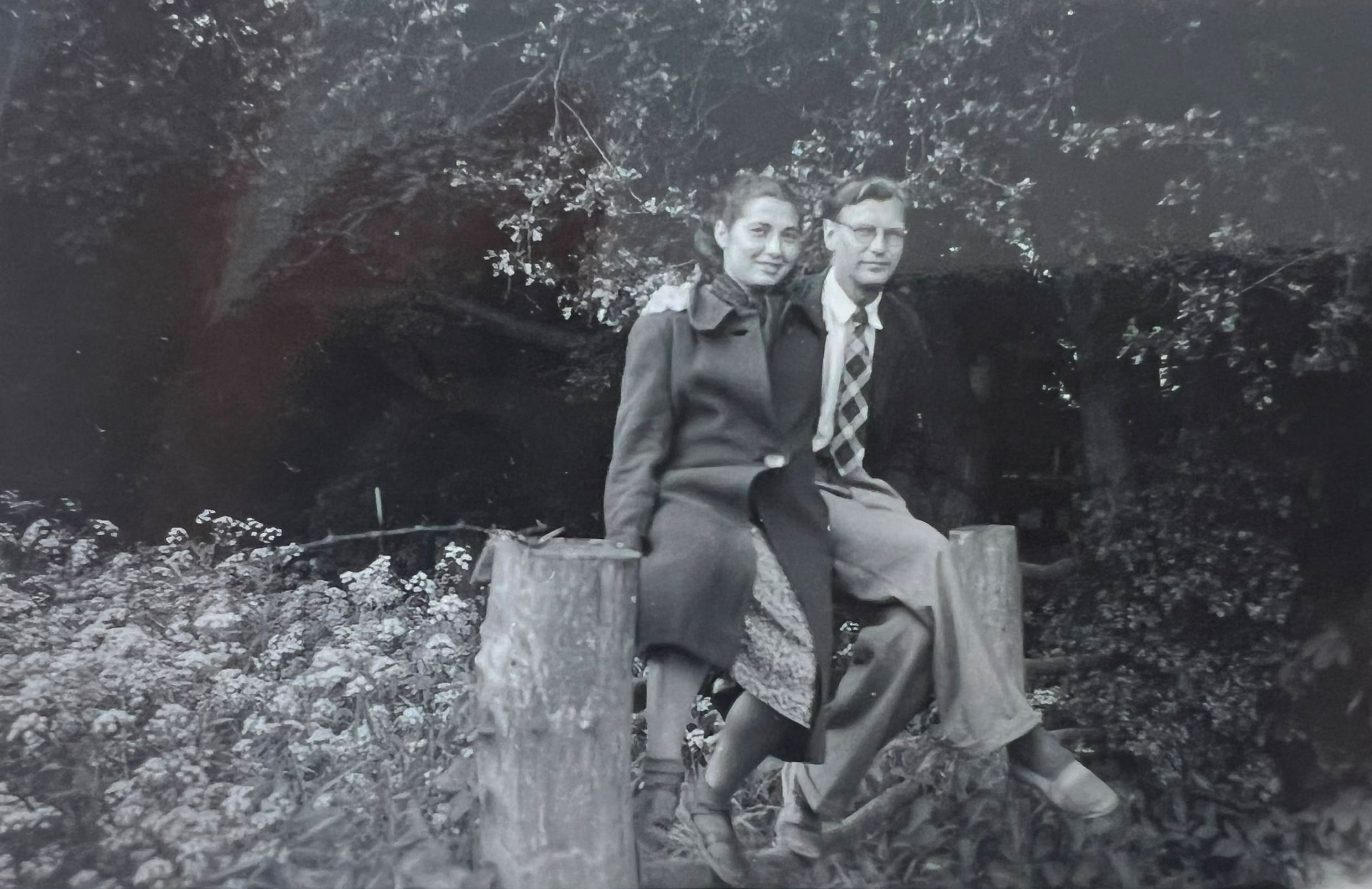 Recensie: In ‘Lied van verzet’ schrijven twee bewoners van ’t Hooge ...