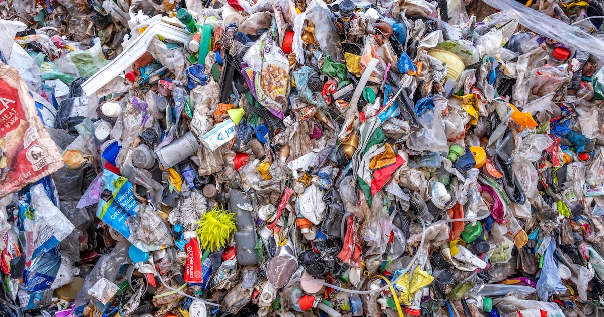 Veel ‘nagescheiden’ plastic is te vies om goed te recyclen, schrijven ...