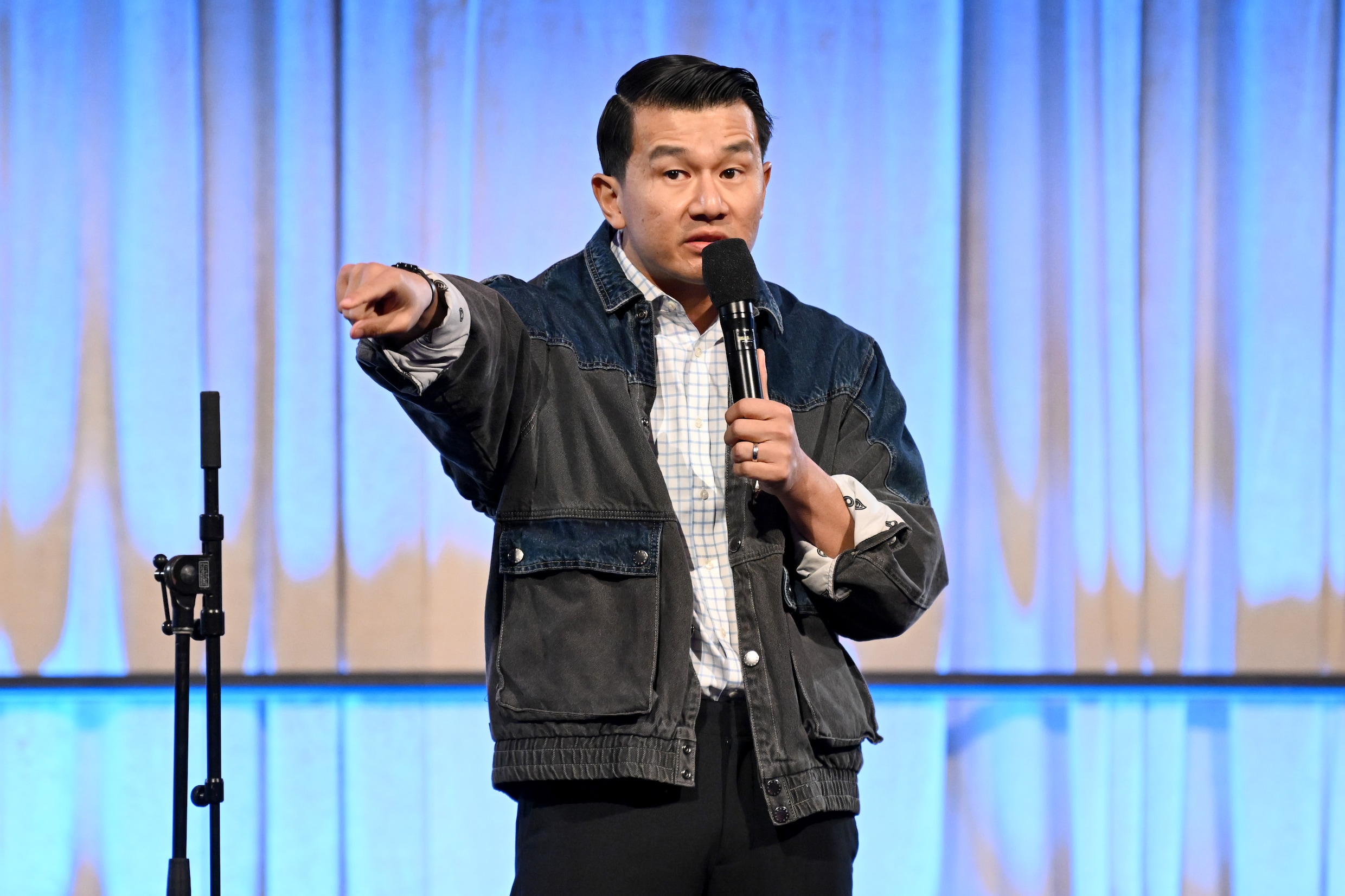 Ronny Chieng is veel persoonlijker in zijn nieuwste comedytour | de ...