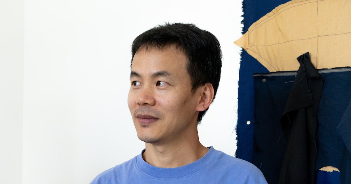 Kunstenaar Hu laat lappen stof getuigen van de malaise in China | de ...