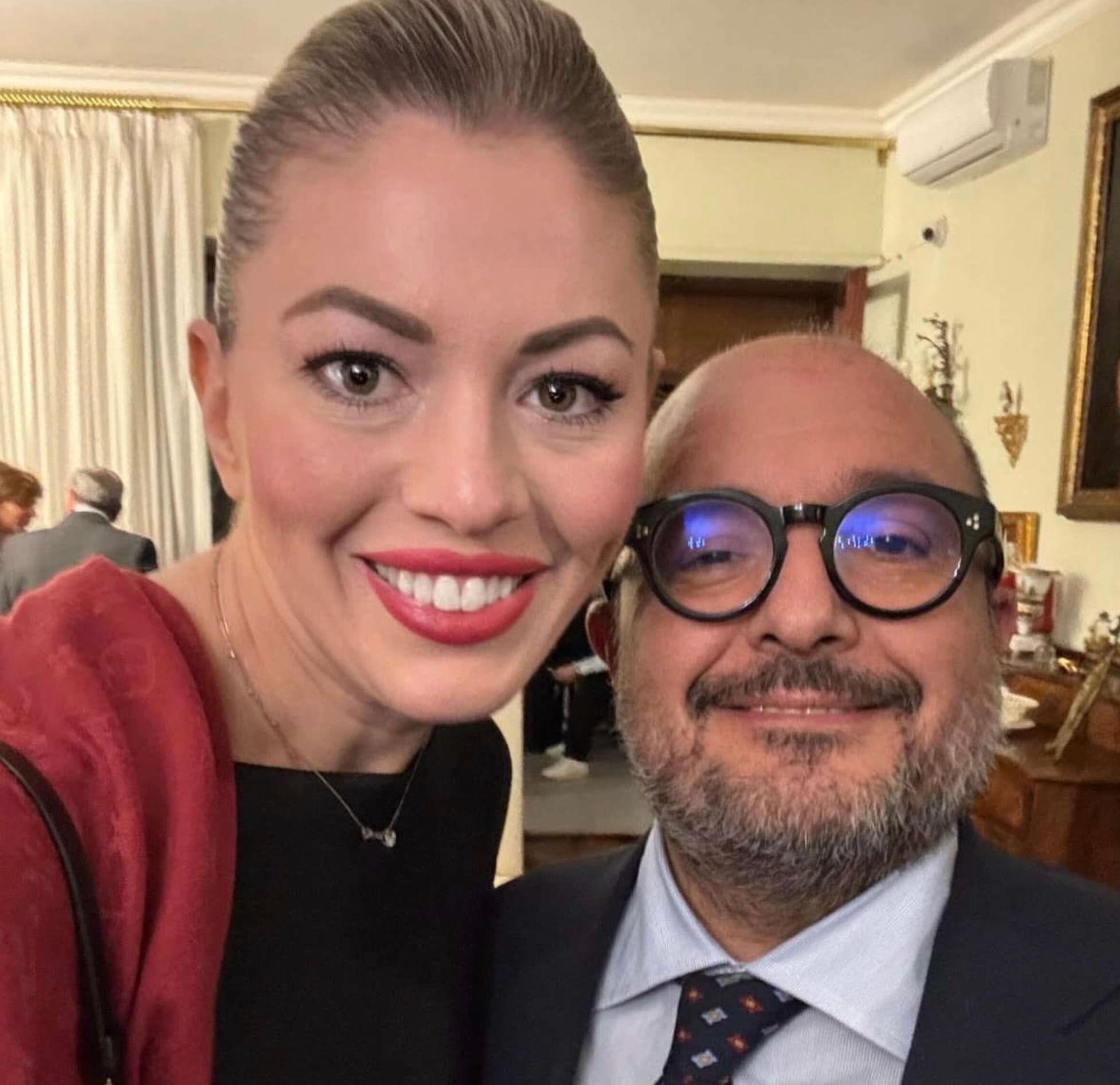 Italië smult: mysterieuze ‘medewerkster’ van de cultuurminister luidt ...