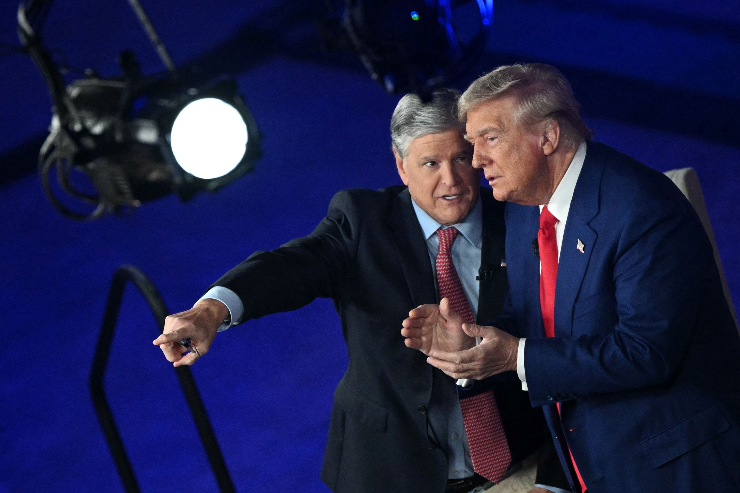 Van ‘oude vriend’ Sean Hannity krijgt Trump tijdens zijn eerste tv ...