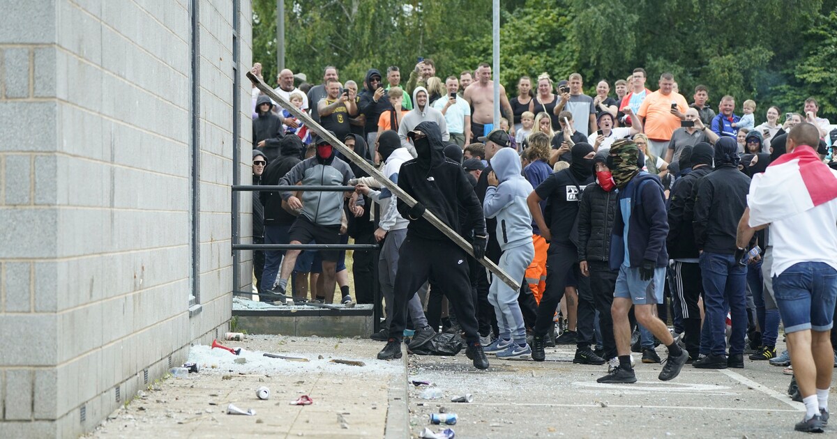 Hoogste straf tot nu toe voor Britse anti-migratierellen | de Volkskrant